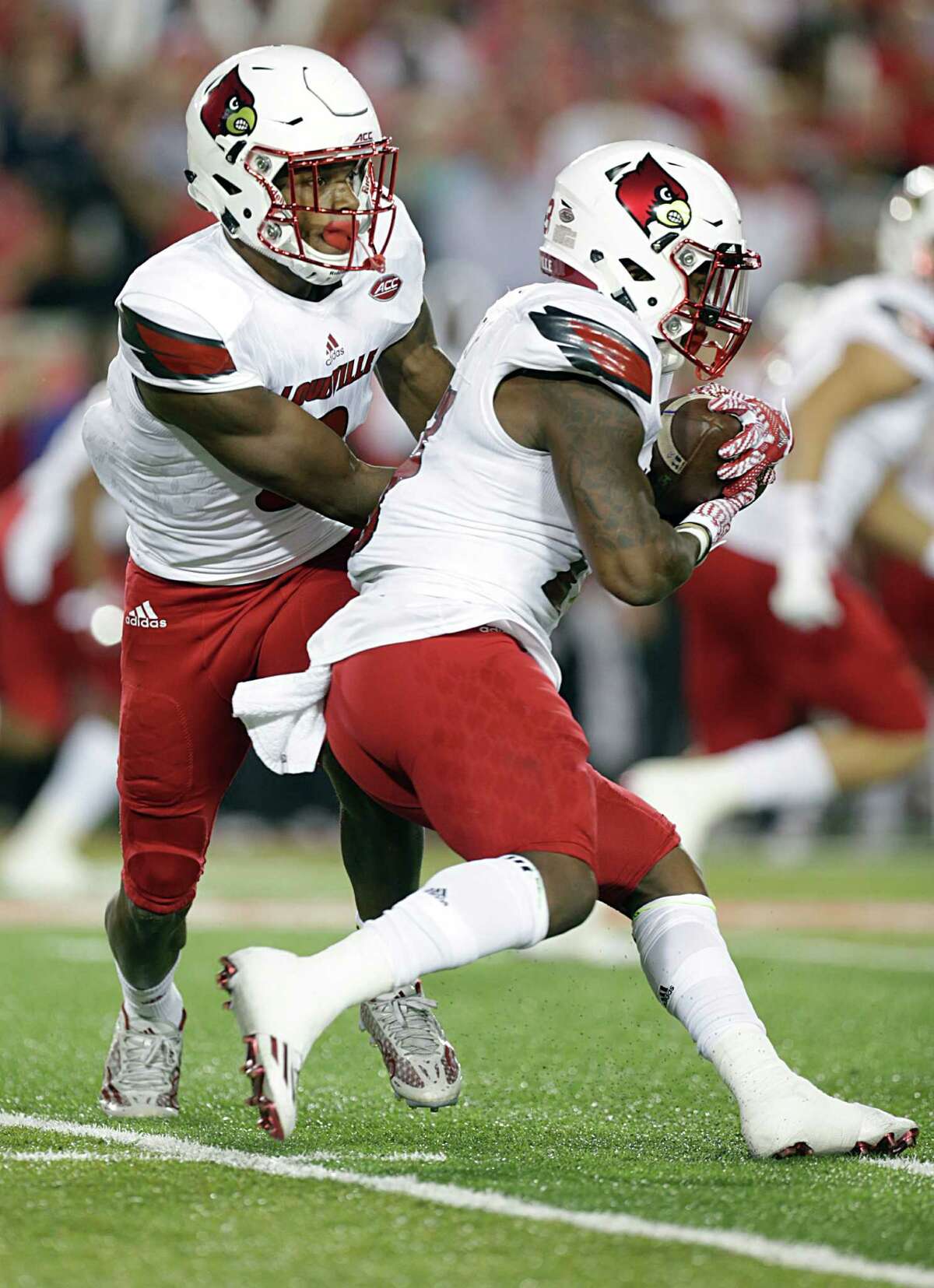 UH smothers Lamar Jackson in demolition of No. 5 Louisville