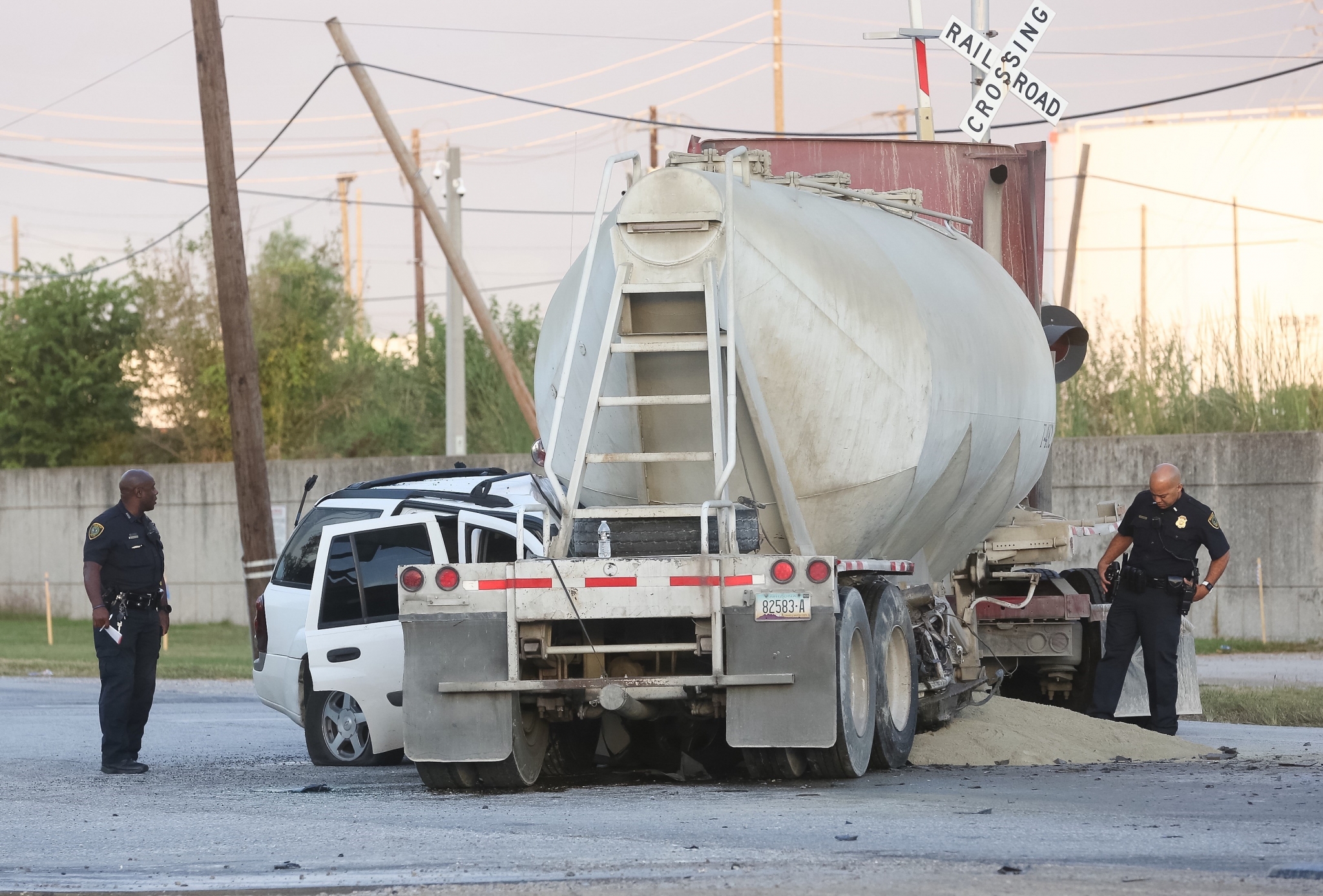 1 dead in fatal big rig crash in east Houston