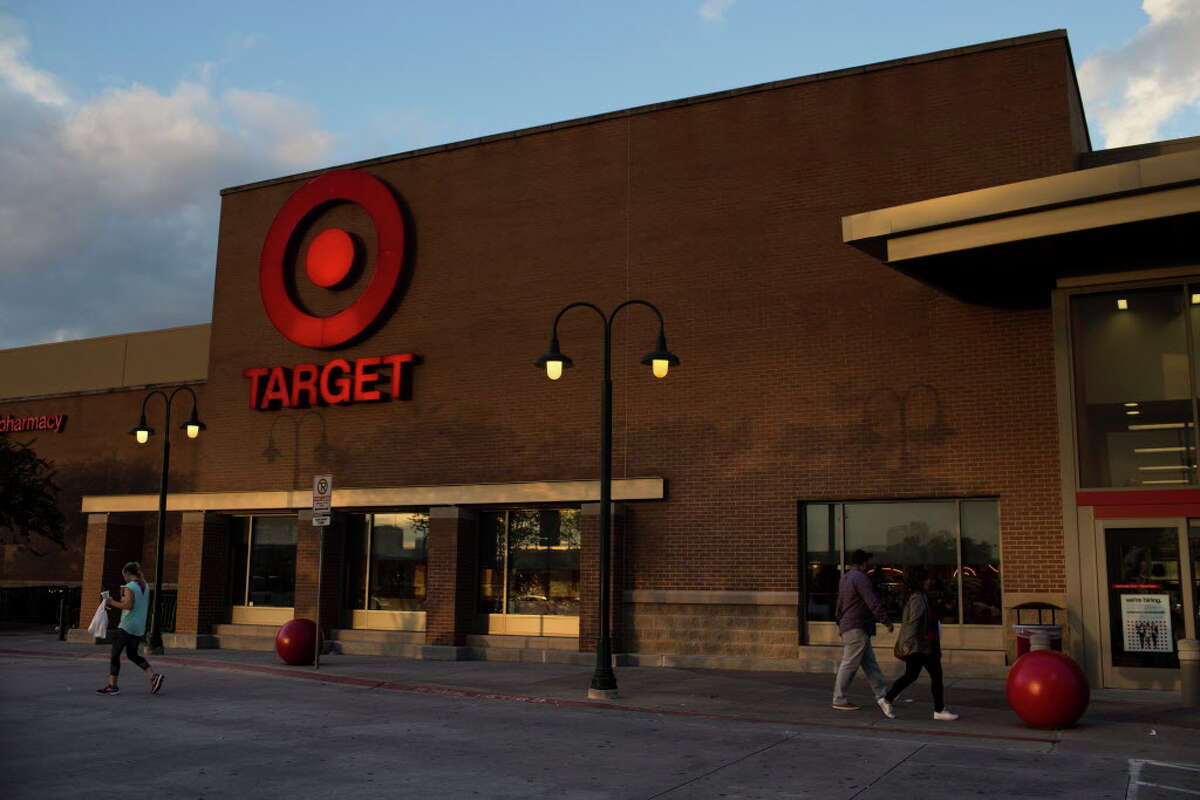 Black Friday deals again attract shoppers