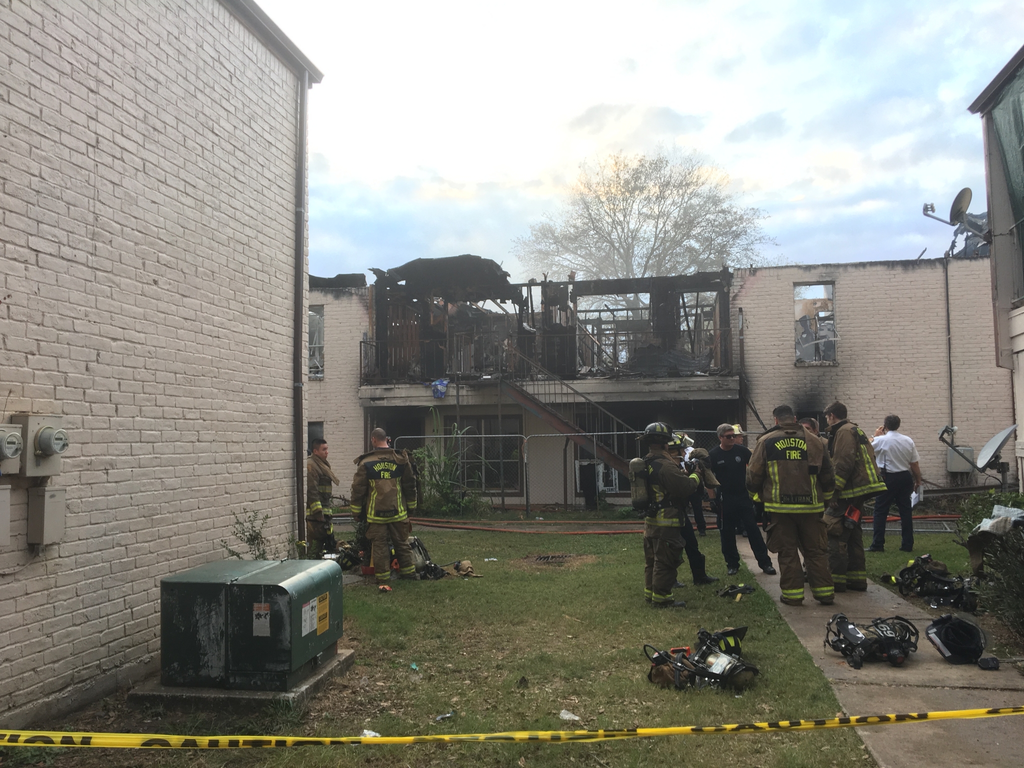 Fire destroys vacant apartment complex in southwest Houston
