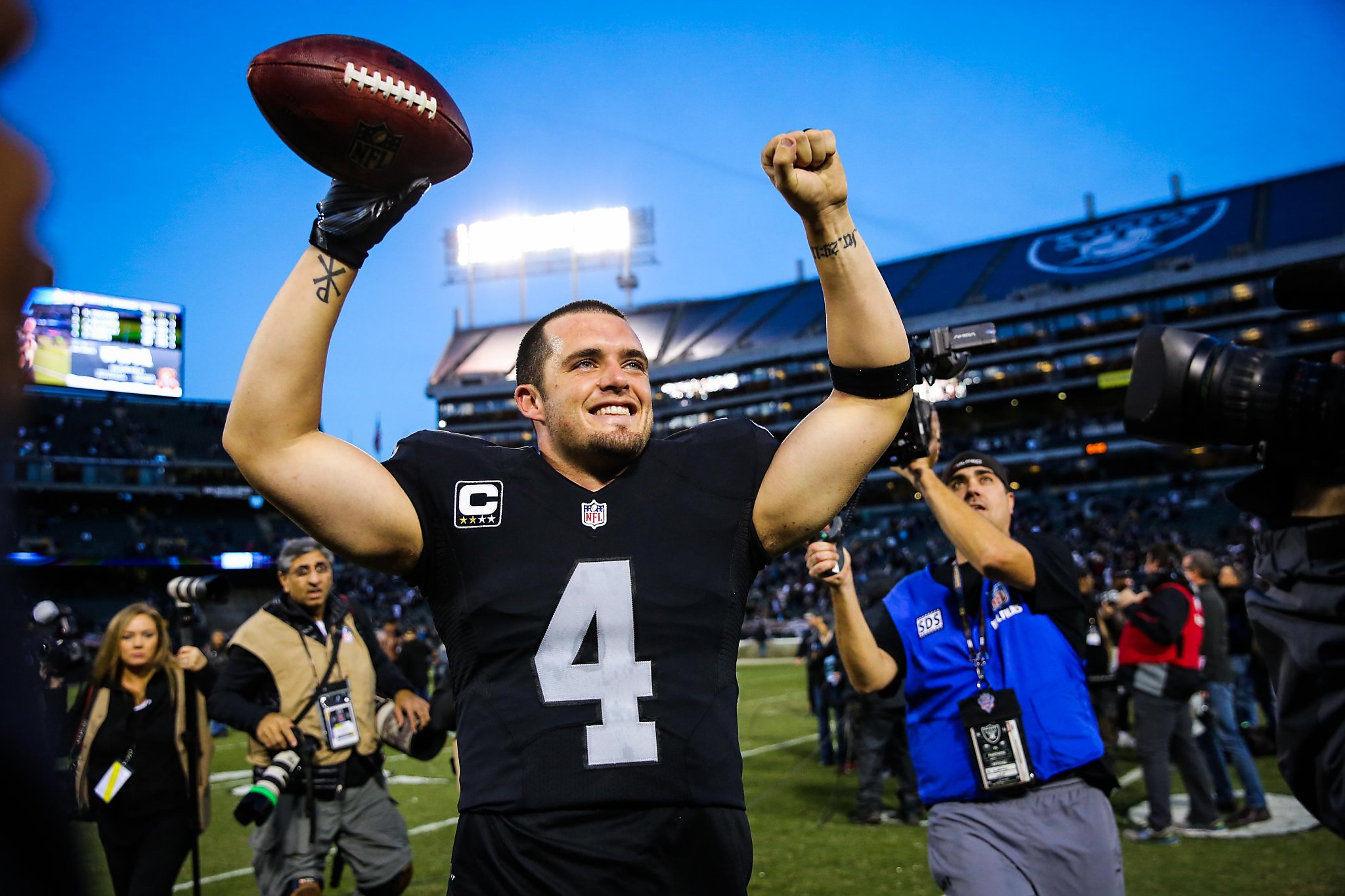 Raiders QB Derek Carr rallies Oakland to 5th straight win