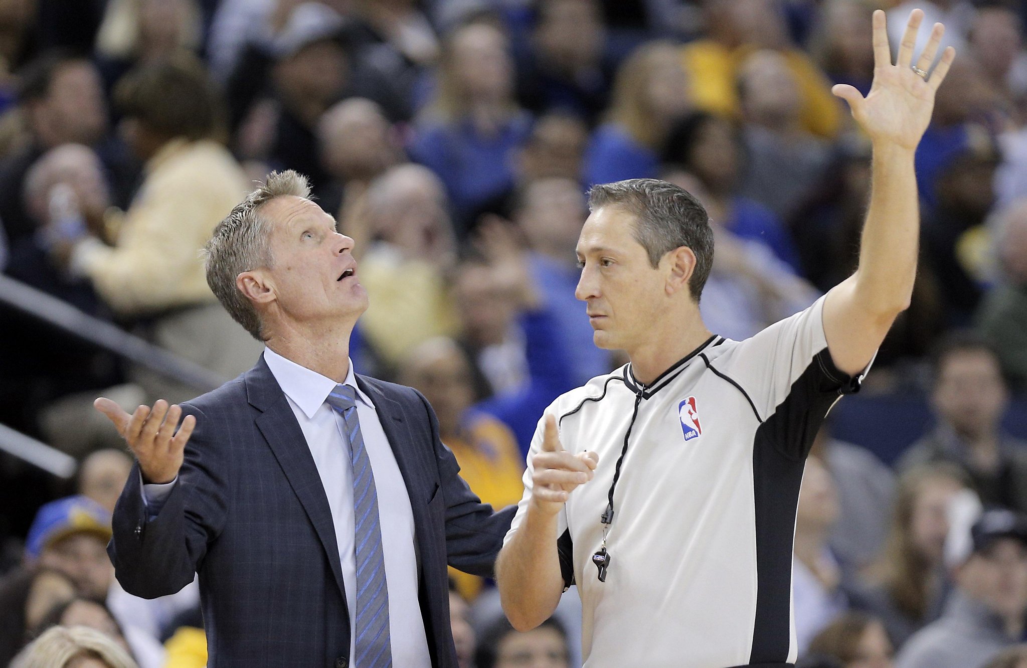 Steve Kerr’s team excels in a game of runs
