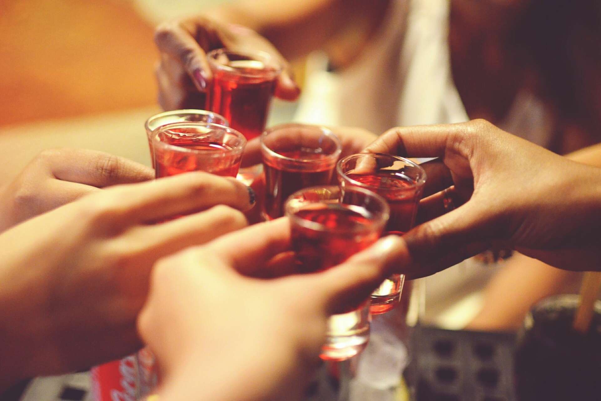 Teens invent straw that detects date rape drugs, win business contest