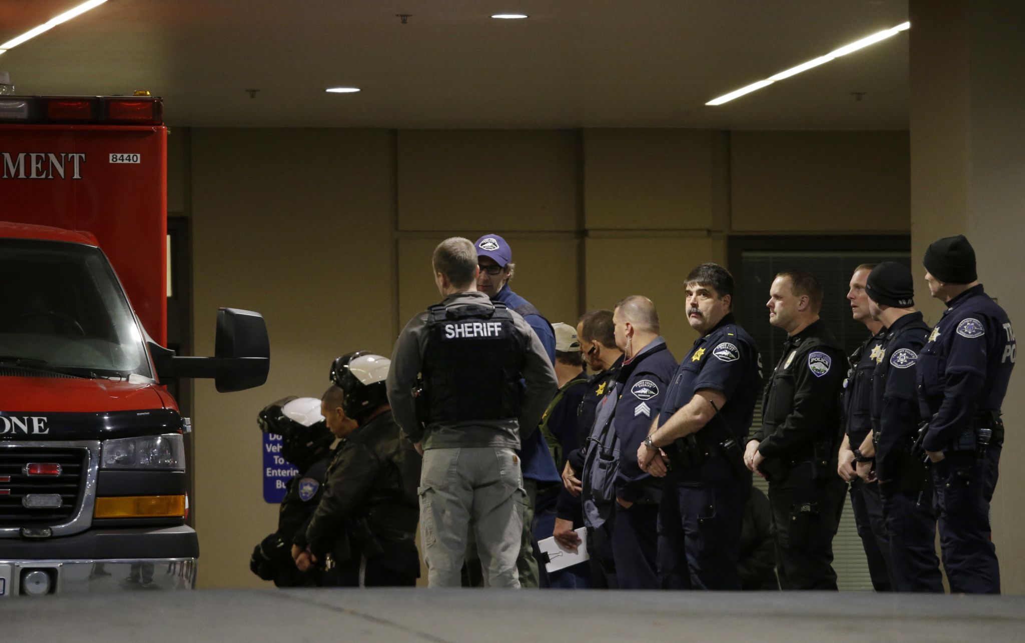 Police officer shot, killed in Tacoma during domestic call, suspect ...