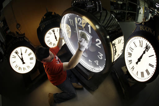 Annual US fall ritual of turning back clocks by 1 hour