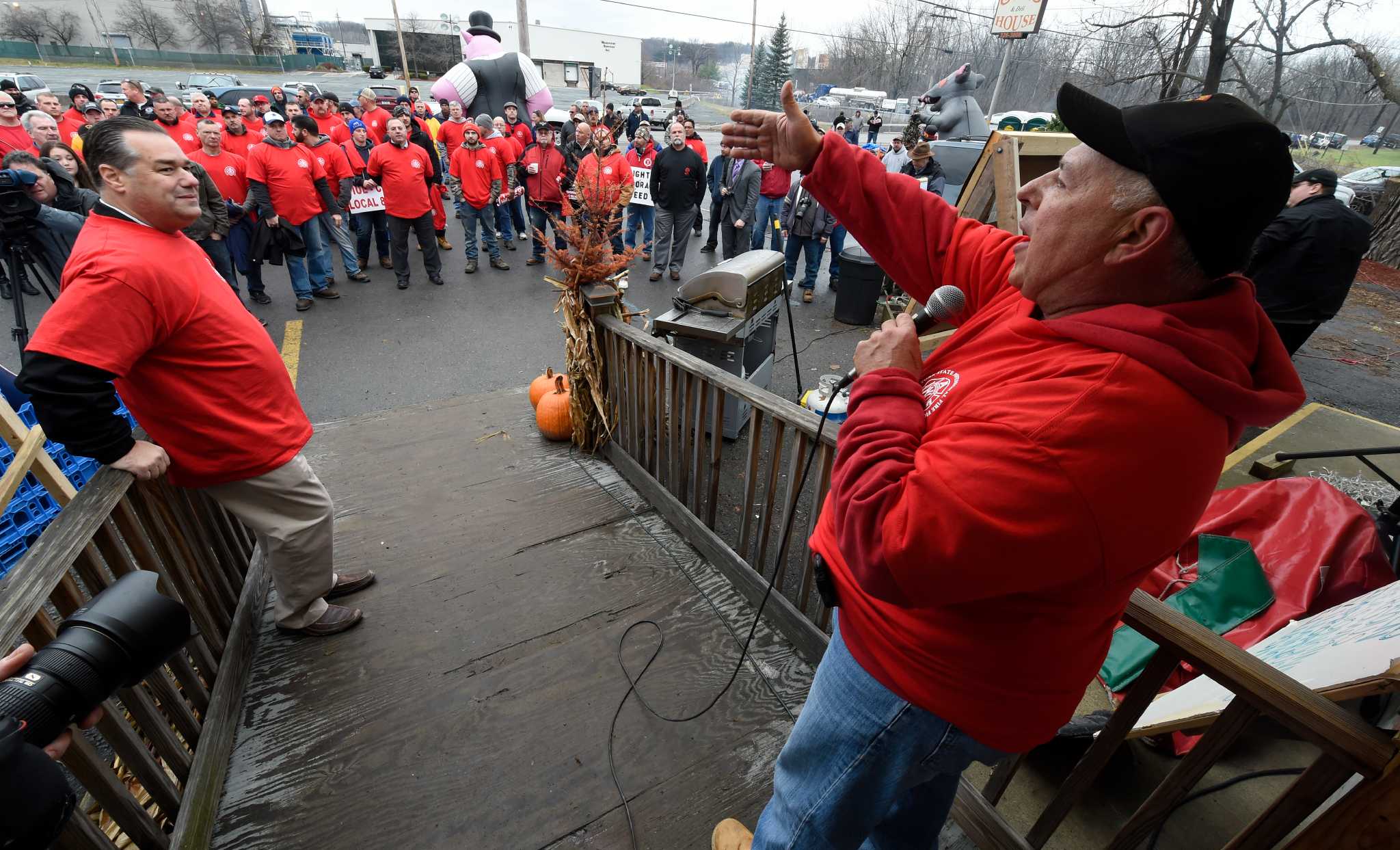 Firefighters walk Momentive strike line, raise safety concerns