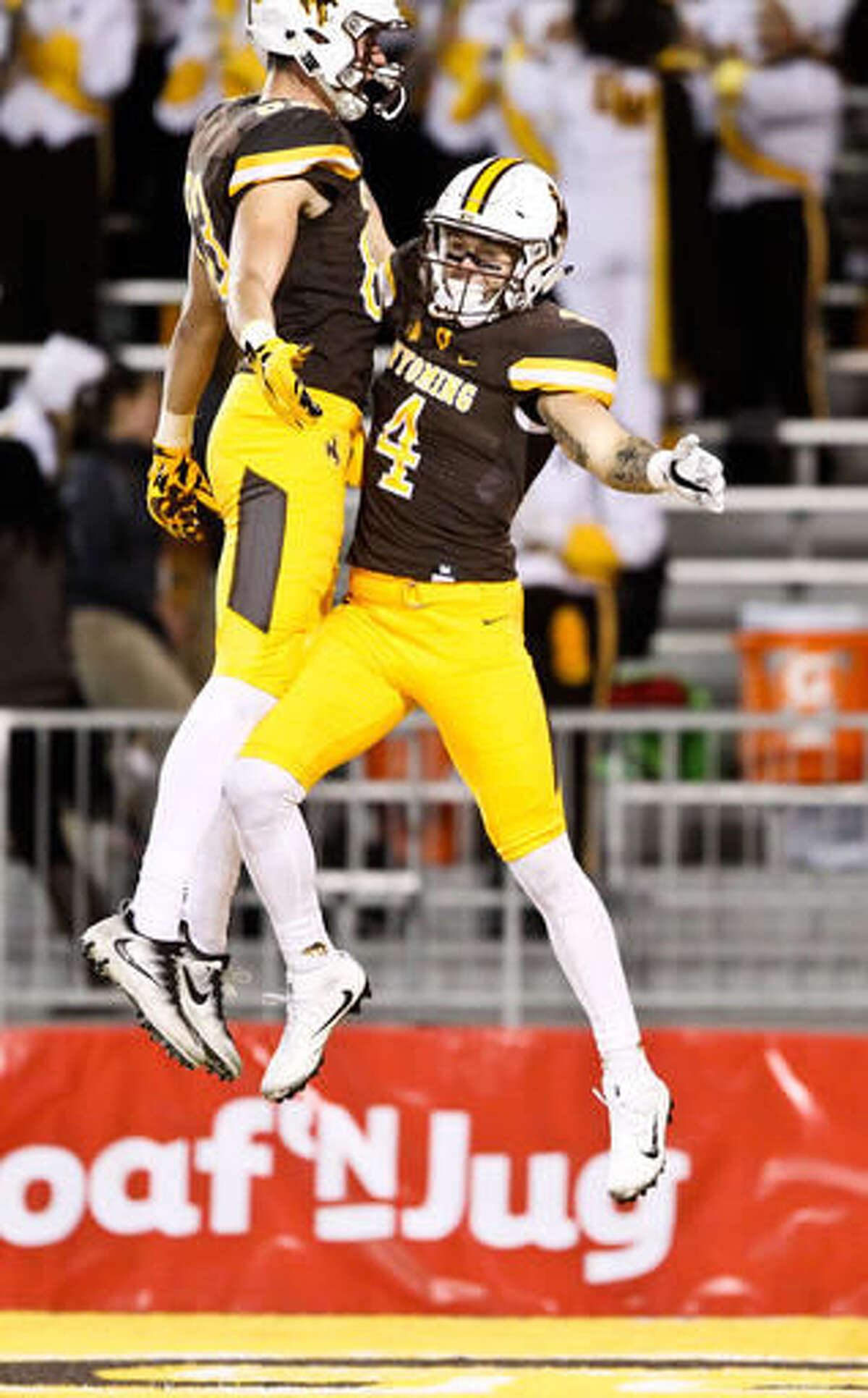 Allen's 4 TDs lead Wyoming over Utah State 52-28