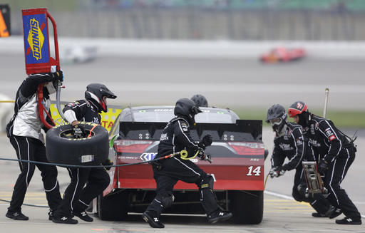 Kyle Busch wins third straight Xfinity race at Kansas