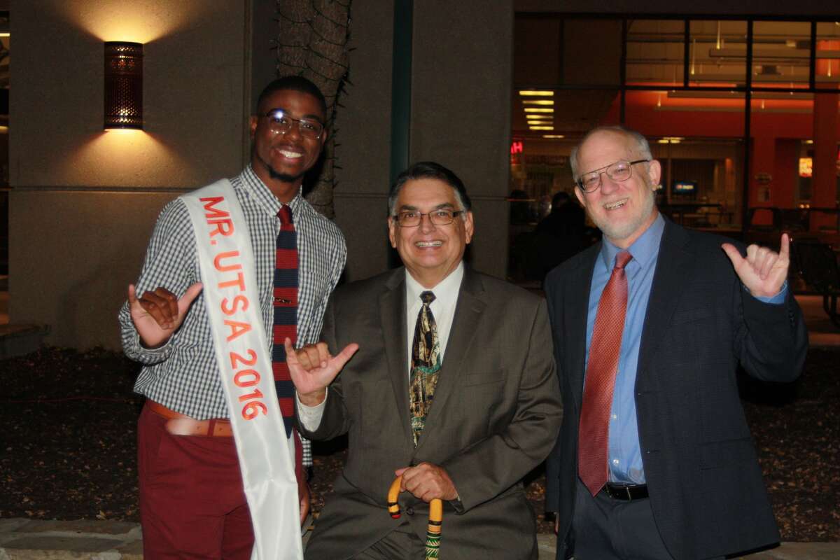 Photos: UTSA students launch holiday season with Light the Paseo Dec. 1 ...