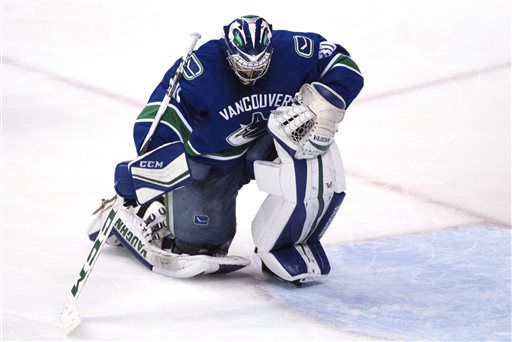 Dzingel scores 2 as Senators beat Canucks 3-0