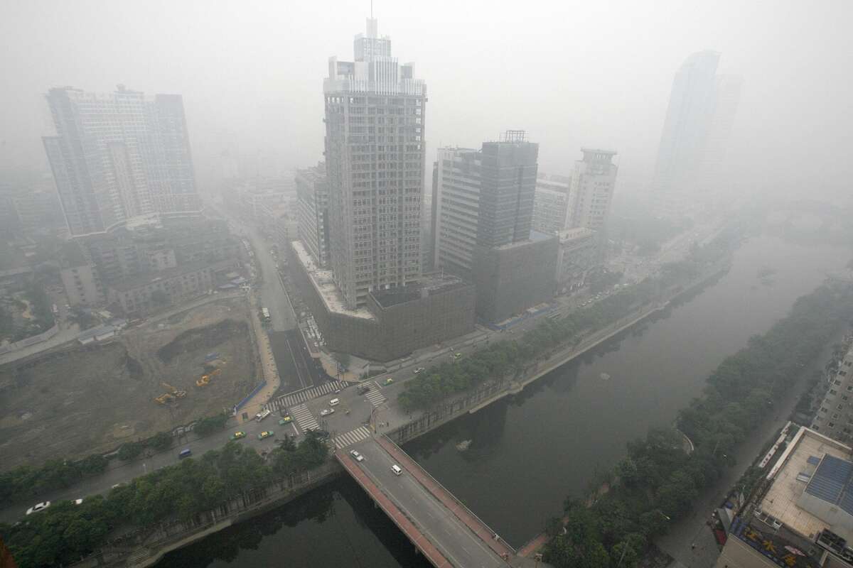 20,000 stranded as heavy smog grounds flights at Chengdu airport