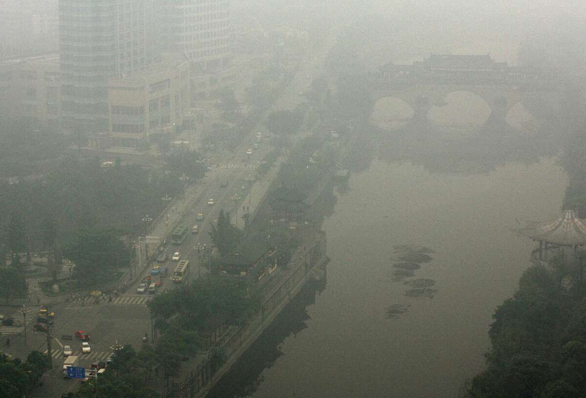 20,000 stranded as heavy smog grounds flights at Chengdu airport