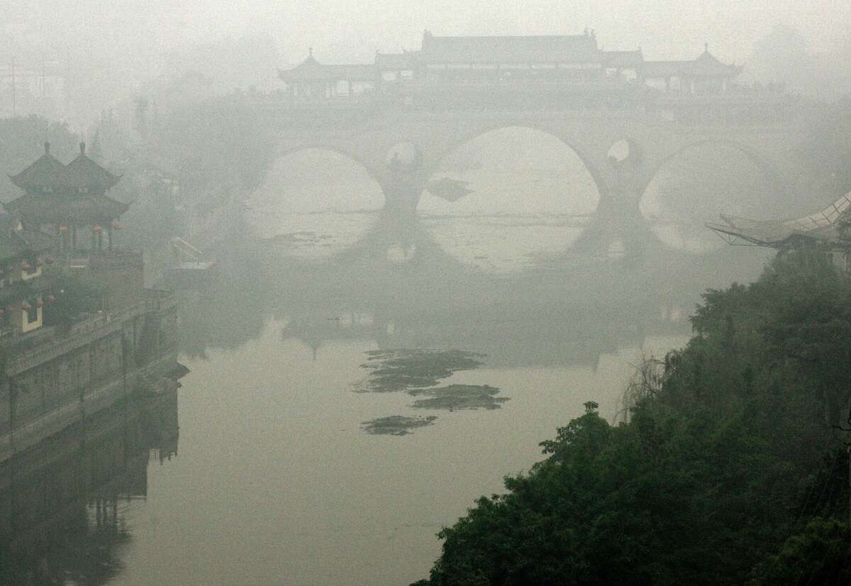 20,000 stranded as heavy smog grounds flights at Chengdu airport