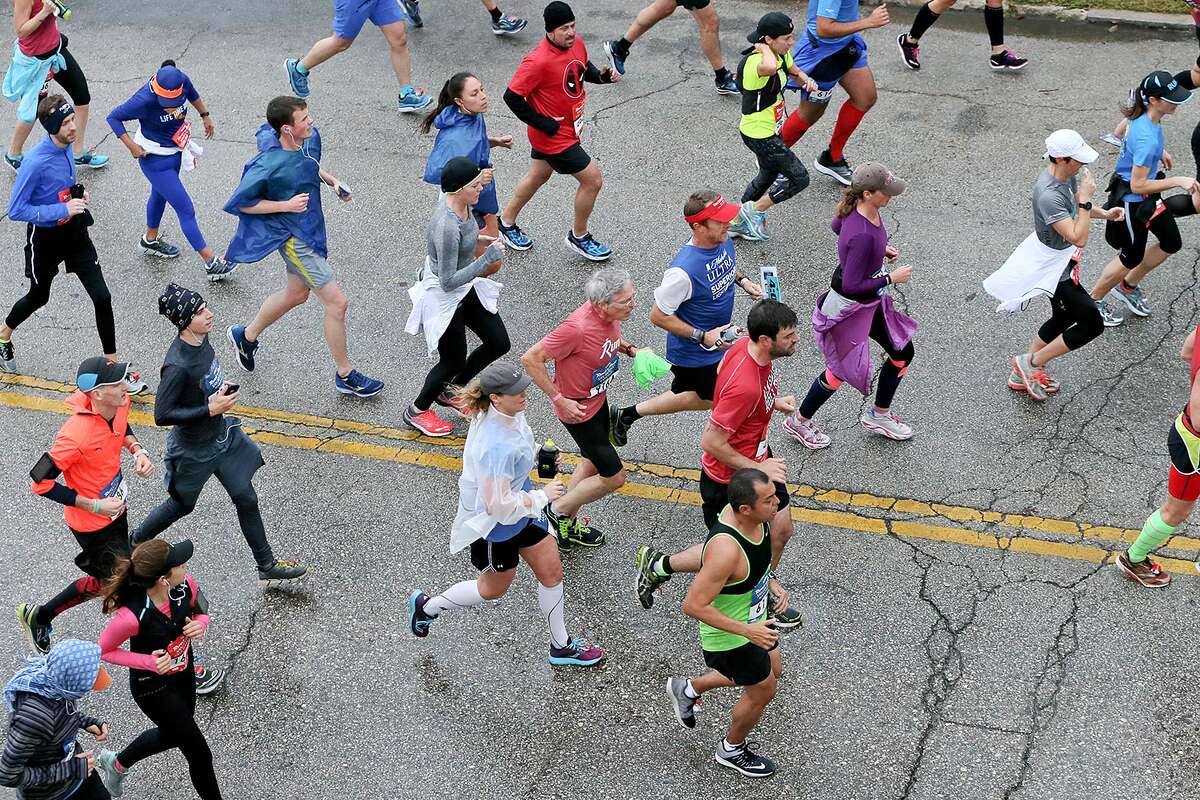 Thousands compete in soggy San Antonio Rock ‘N’ Roll Marathon