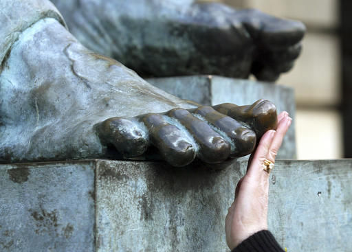 Rubbing the statue's toe and other good times in Edinburgh