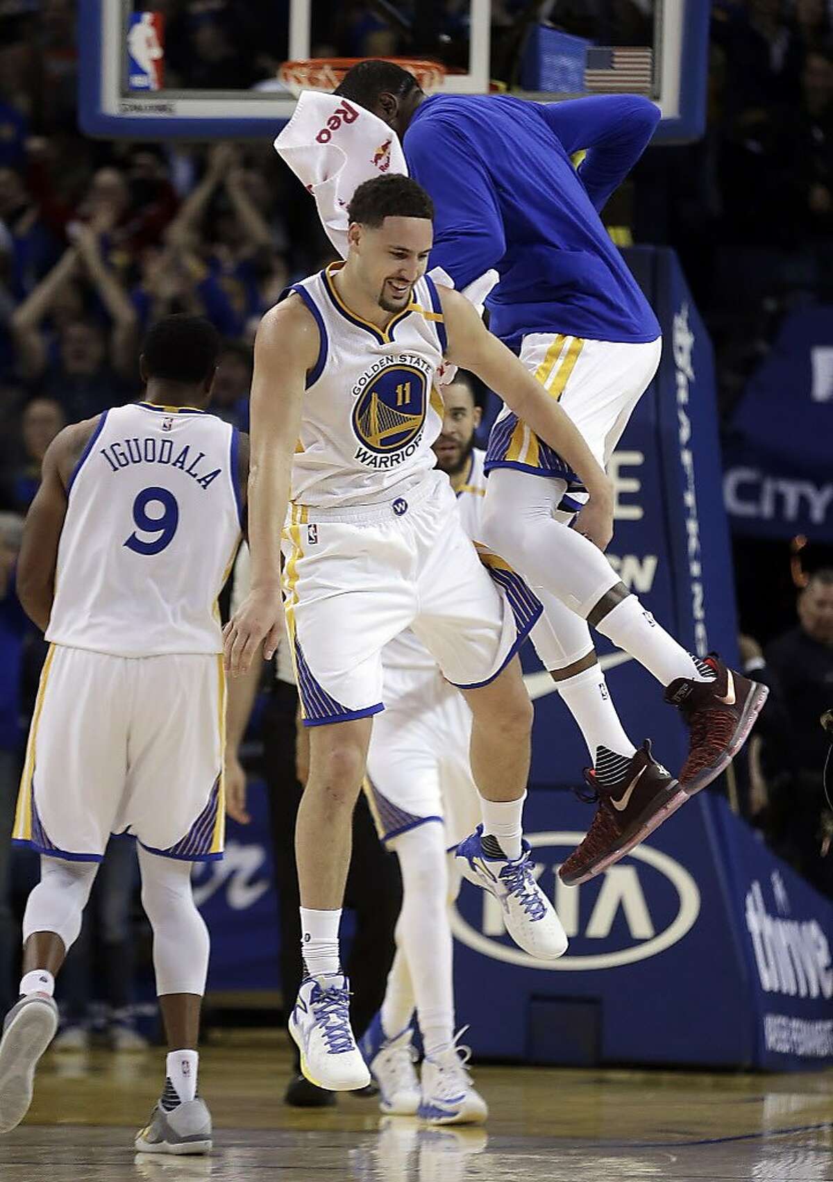 Klay Thompson erupts for 60 points as Warriors rout Pacers
