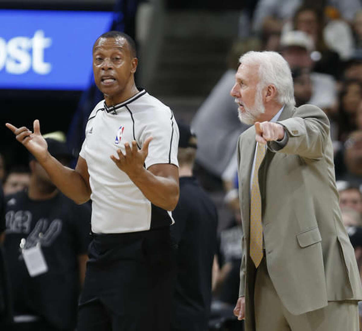 Leonard has 24 points, Spurs hold off Heat, 94-90