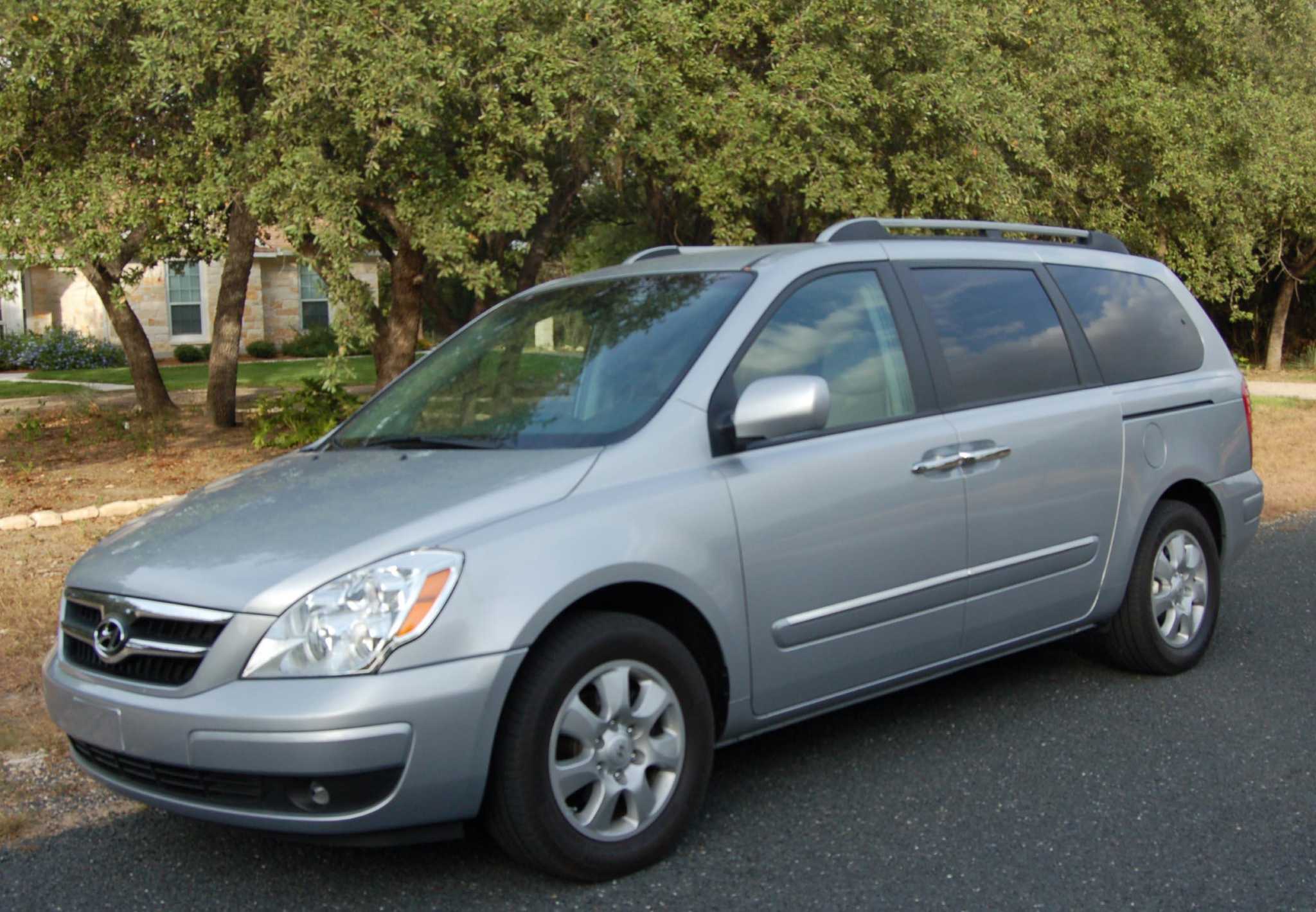 Hyundai recalls minivans; hoods can fly open while moving