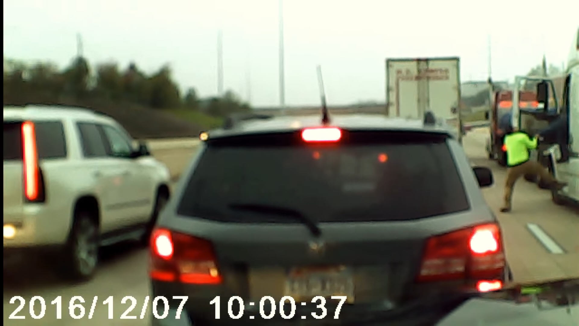 Video: Two truckers have it out during road rage incident in downtown ...