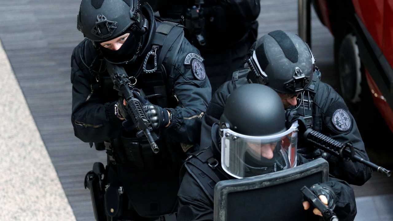 On the ground! Police help man stage proposal to girlfriend