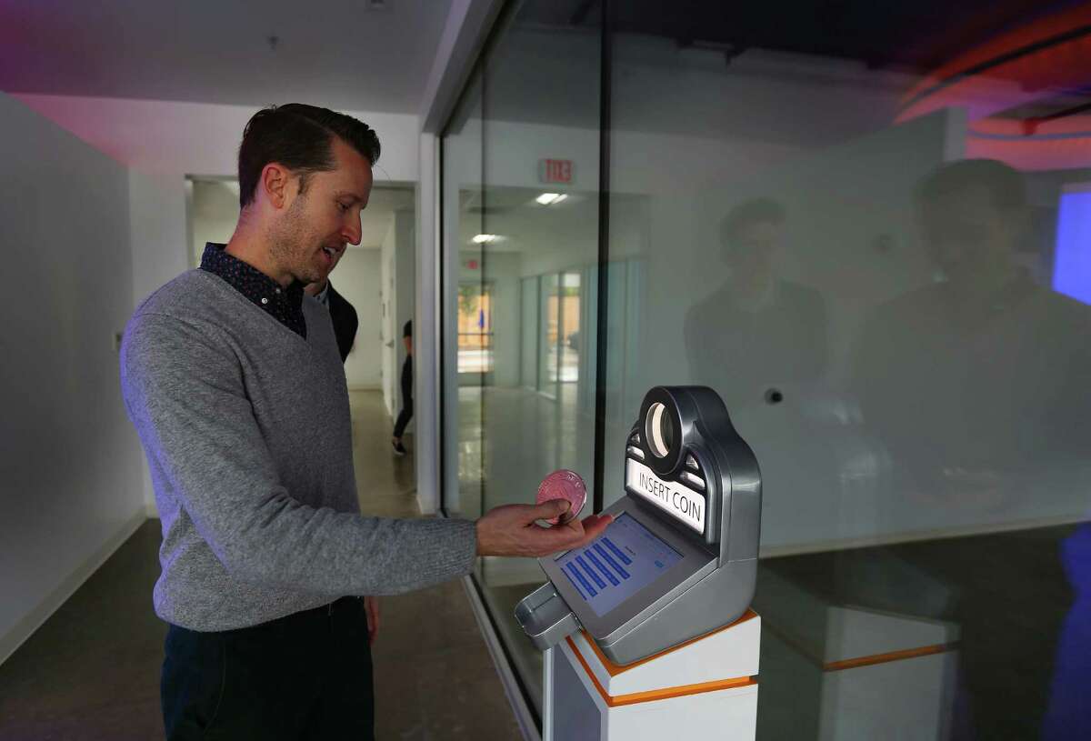 New Carvana tower aims to make car buying 'fun'