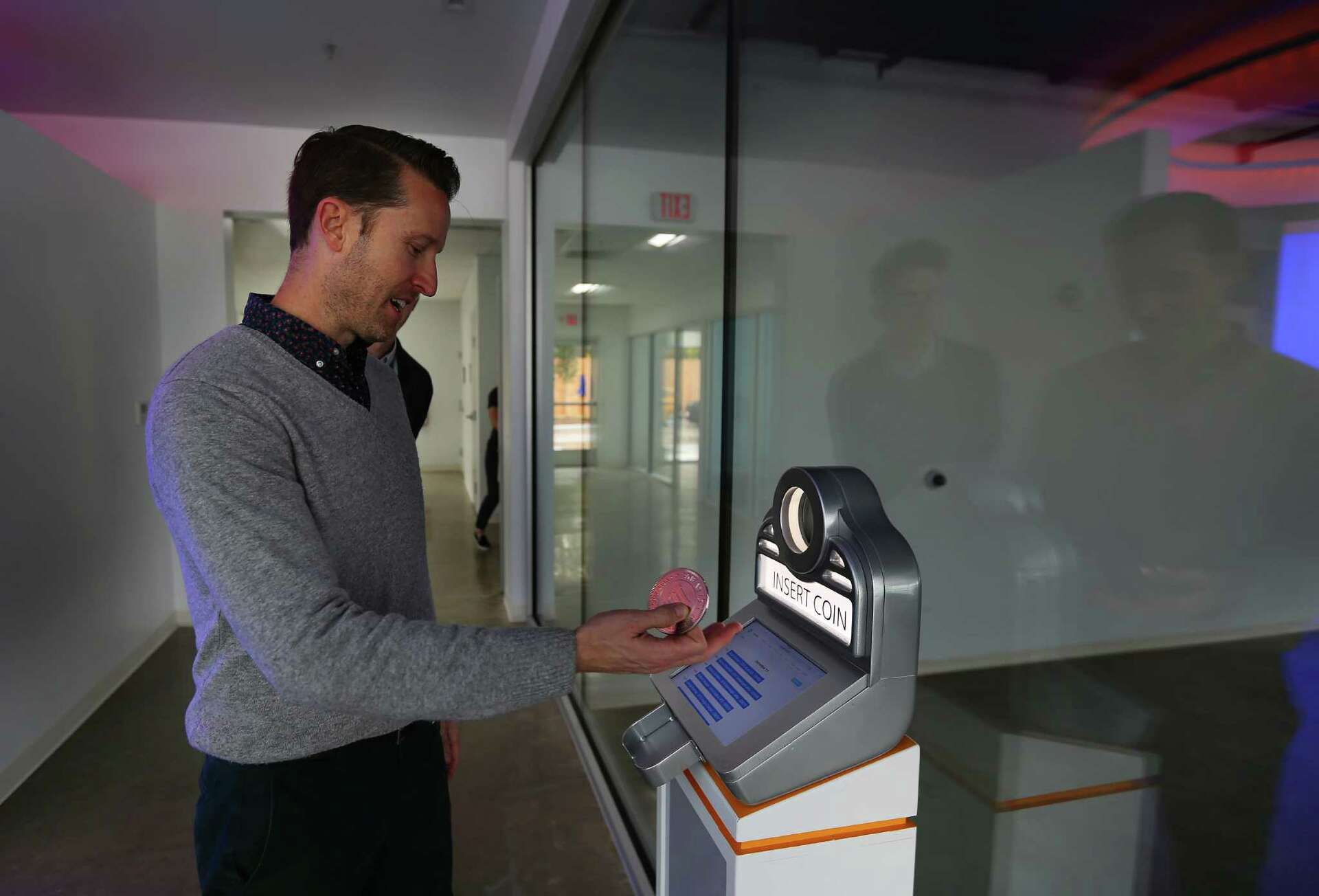 New Carvana tower aims to make car buying 'fun'