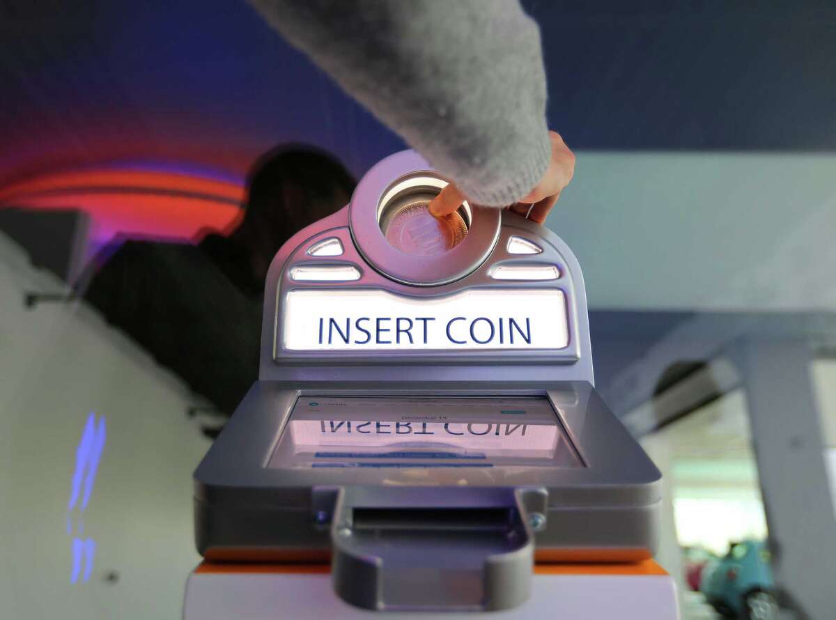 New Carvana tower aims to make car buying 'fun'