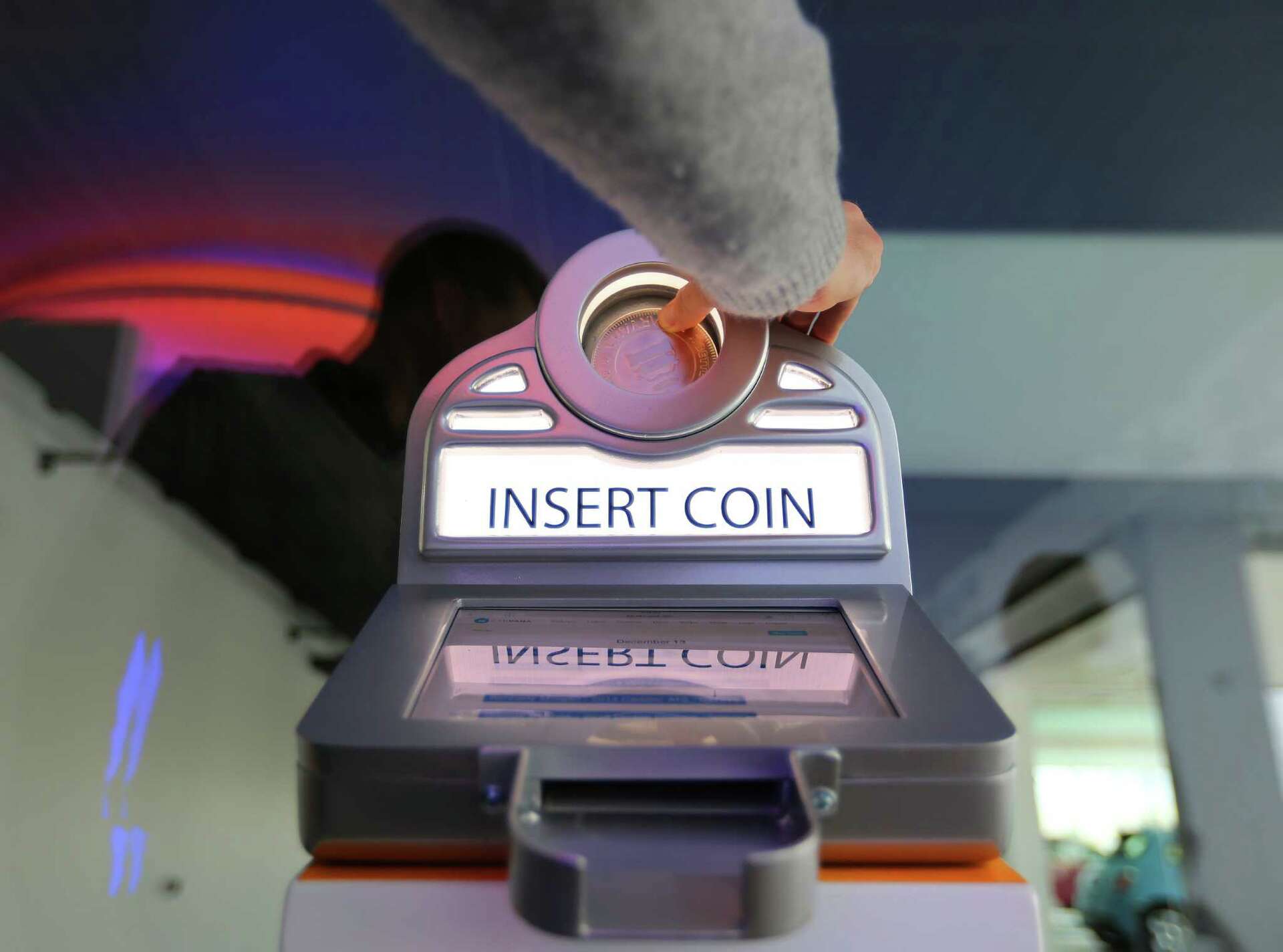 New Carvana tower aims to make car buying 'fun'