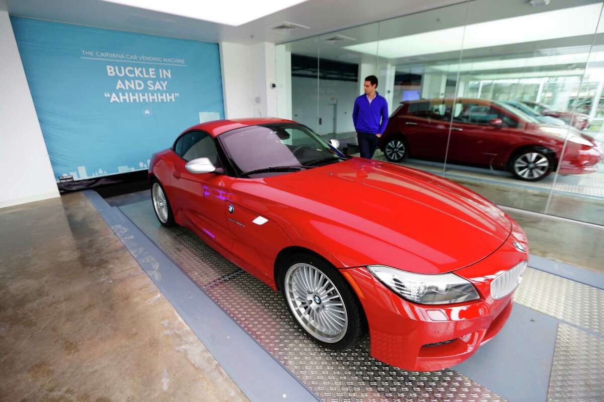 New Carvana tower aims to make car buying 'fun'