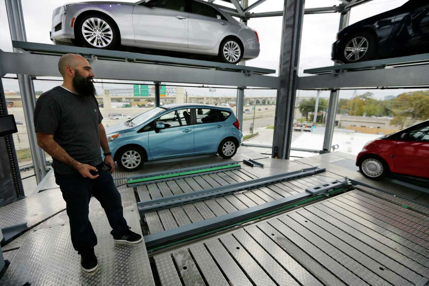 New Carvana tower aims to make car buying 'fun'