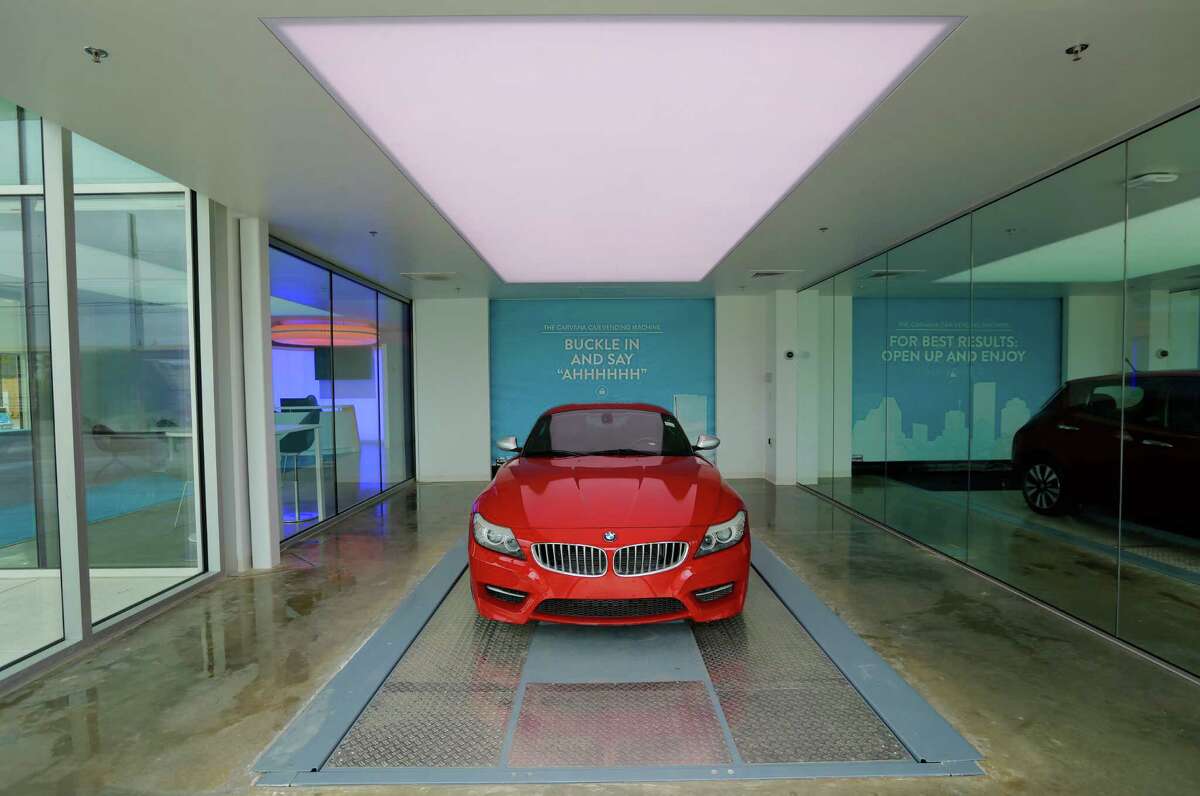 New Carvana tower aims to make car buying 'fun'