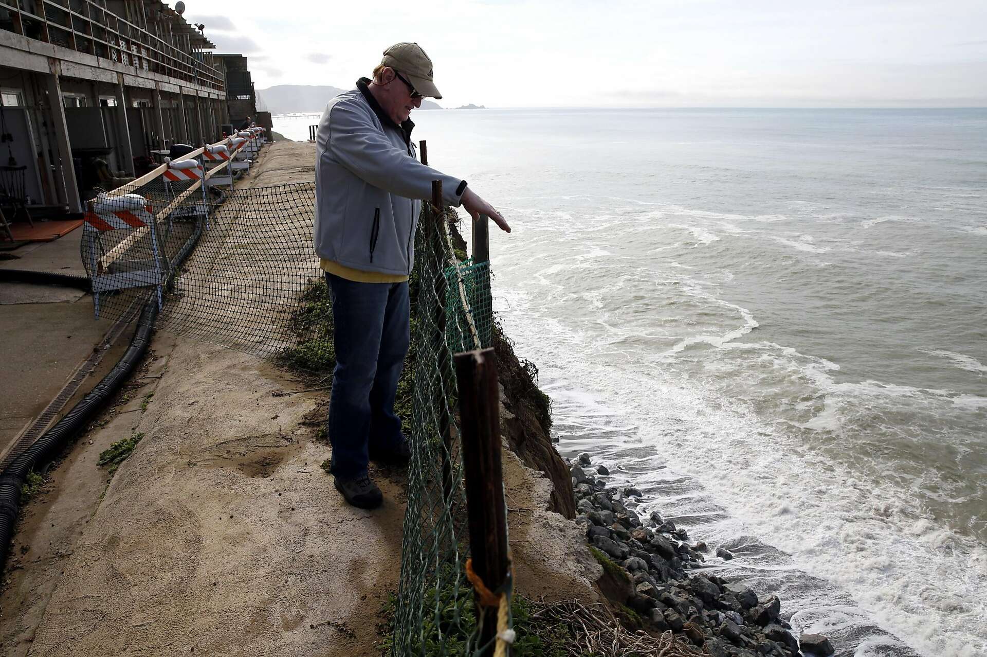 Cliff erosion prompts Pacifica to demolish apartment complex