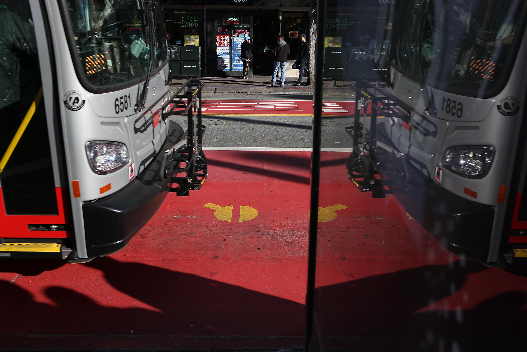 Muni approves bus lanes on Geary as critics see red over private ...