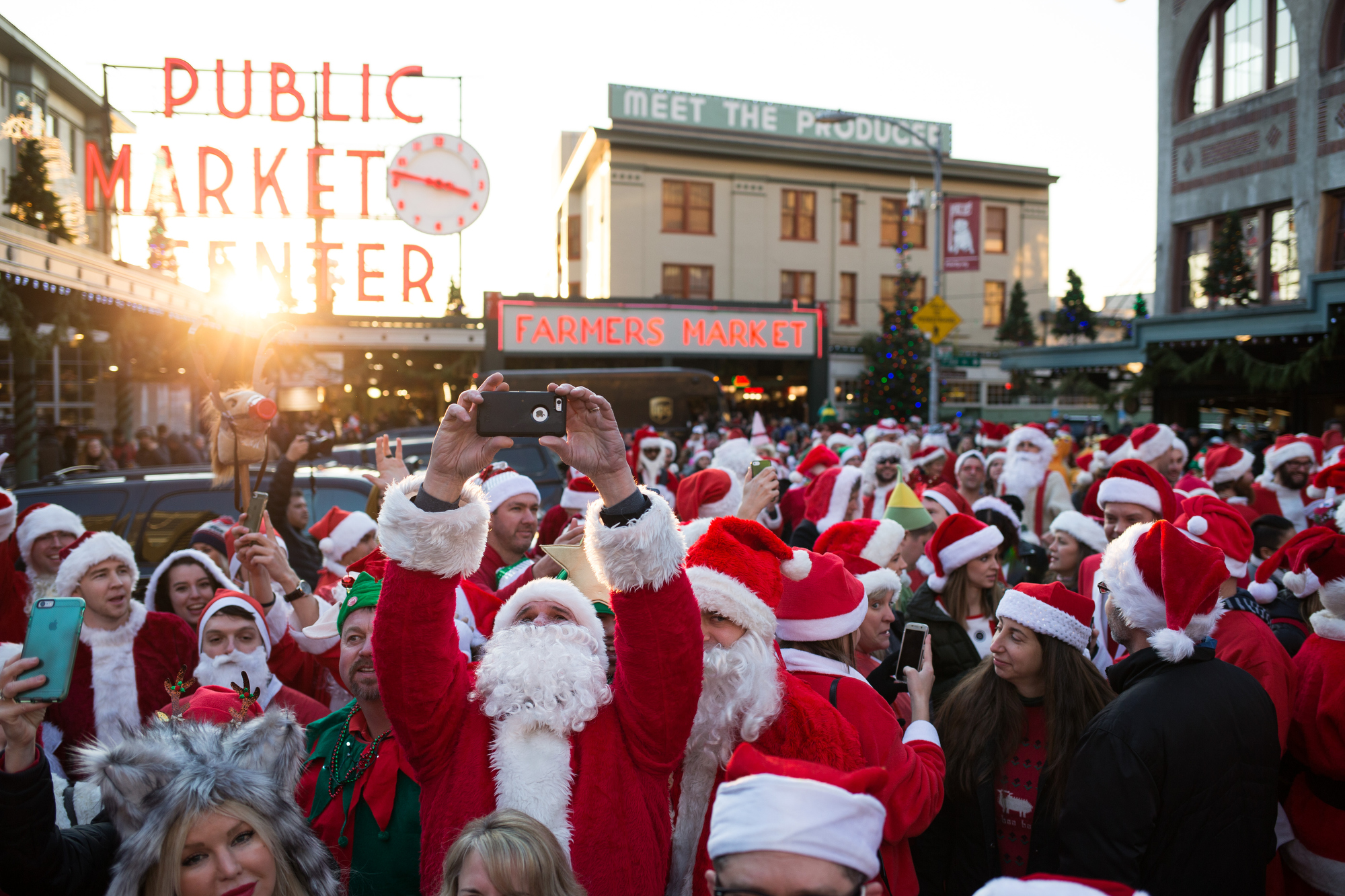 SantaCon revelers 'take over' streets of Seattle