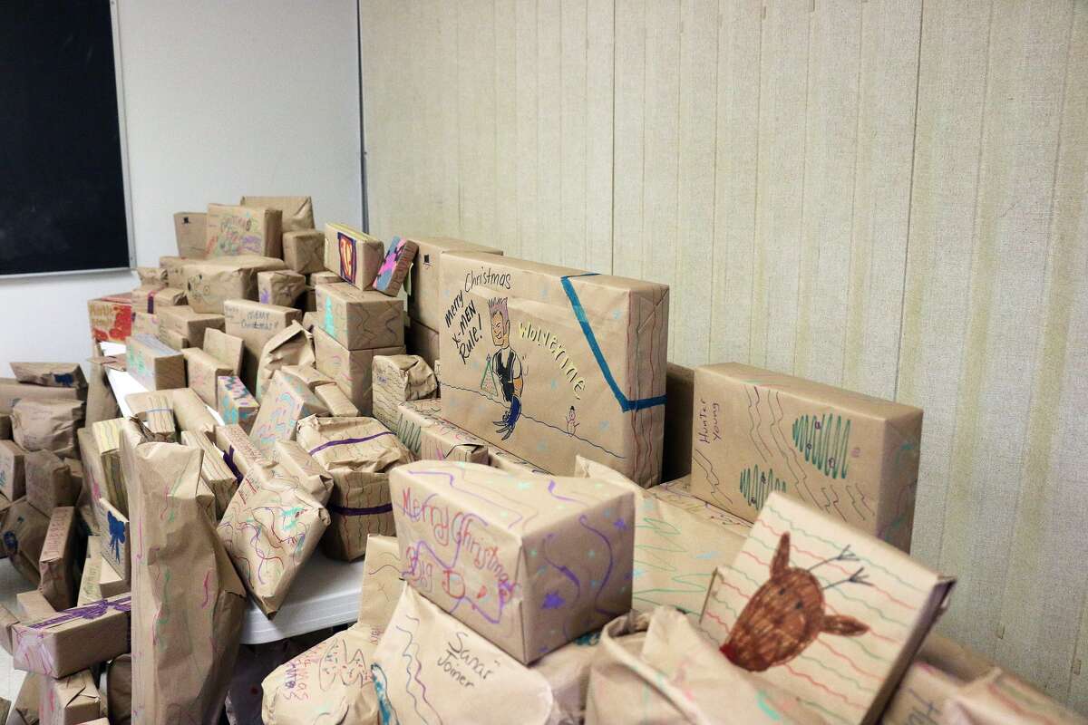 Dayton prison inmates decorate Christmas gifts for kids