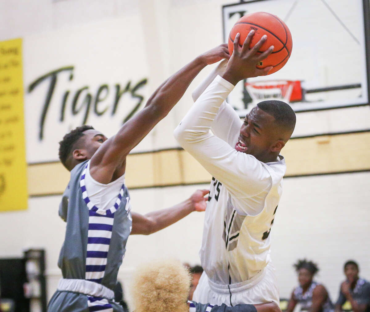 BOYS HOOPS: Conroe tops neighbors to the north Willis by 20 points