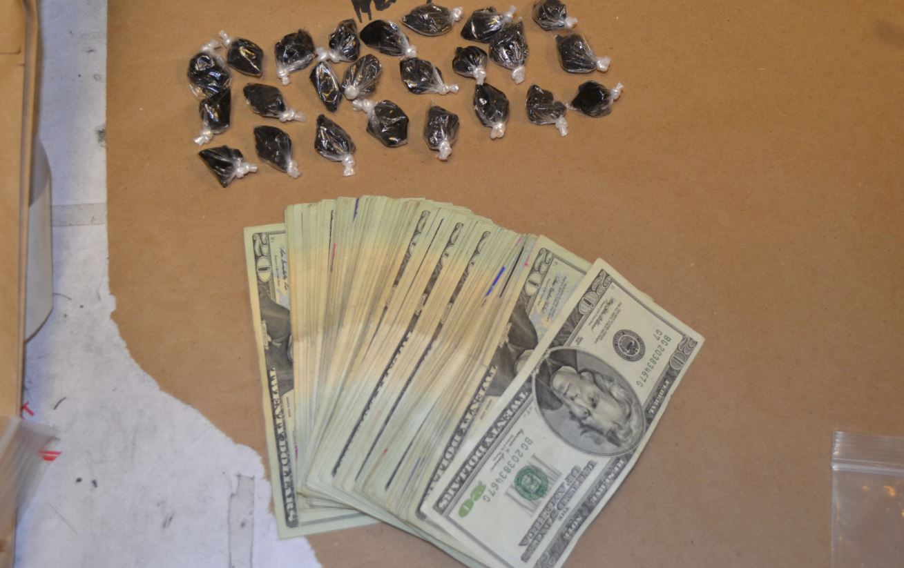 Suspects try to flush drugs in Aurora heroin bust