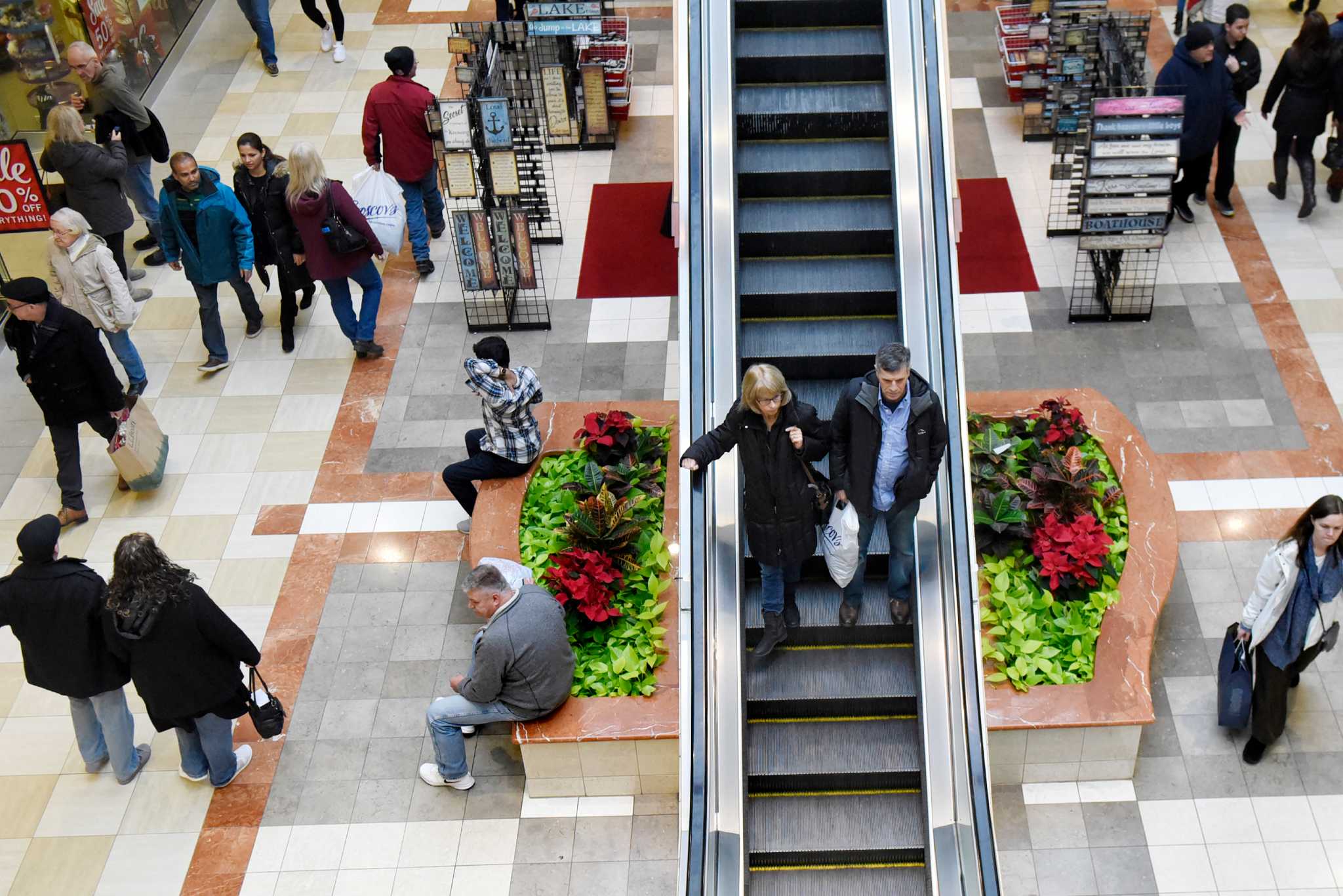 Late shoppers help push sales