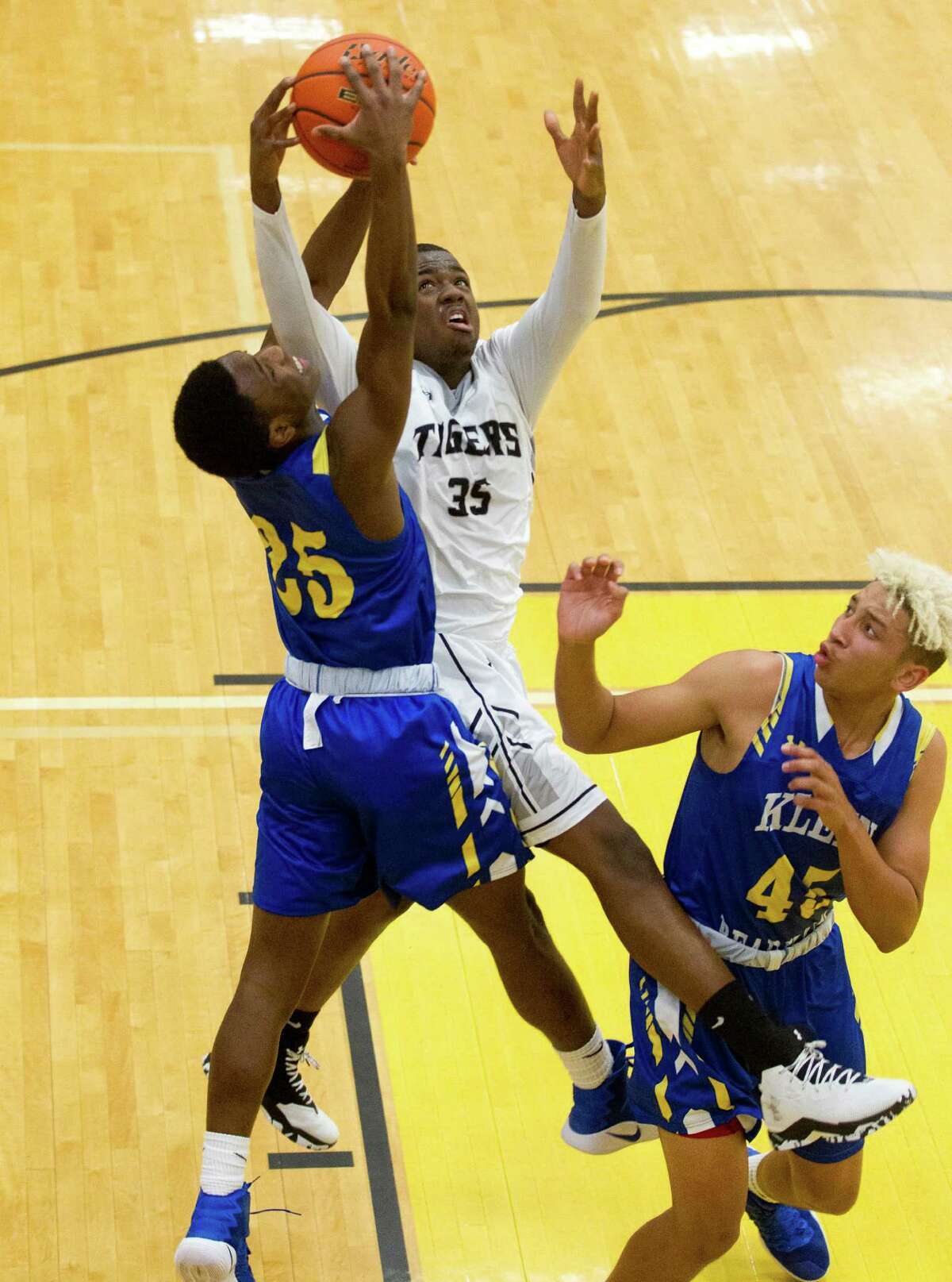 BOYS HOOPS: Conroe comes up short in Classic first round, bounces back ...