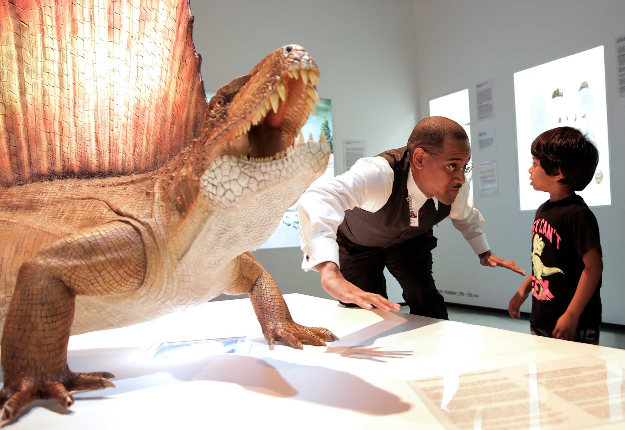 Crowd-pleasing museum tour guide says science is 'fun'