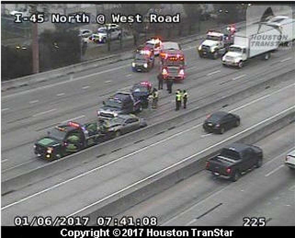 North Freeway's northbound lanes closed after 3-vehicle crash