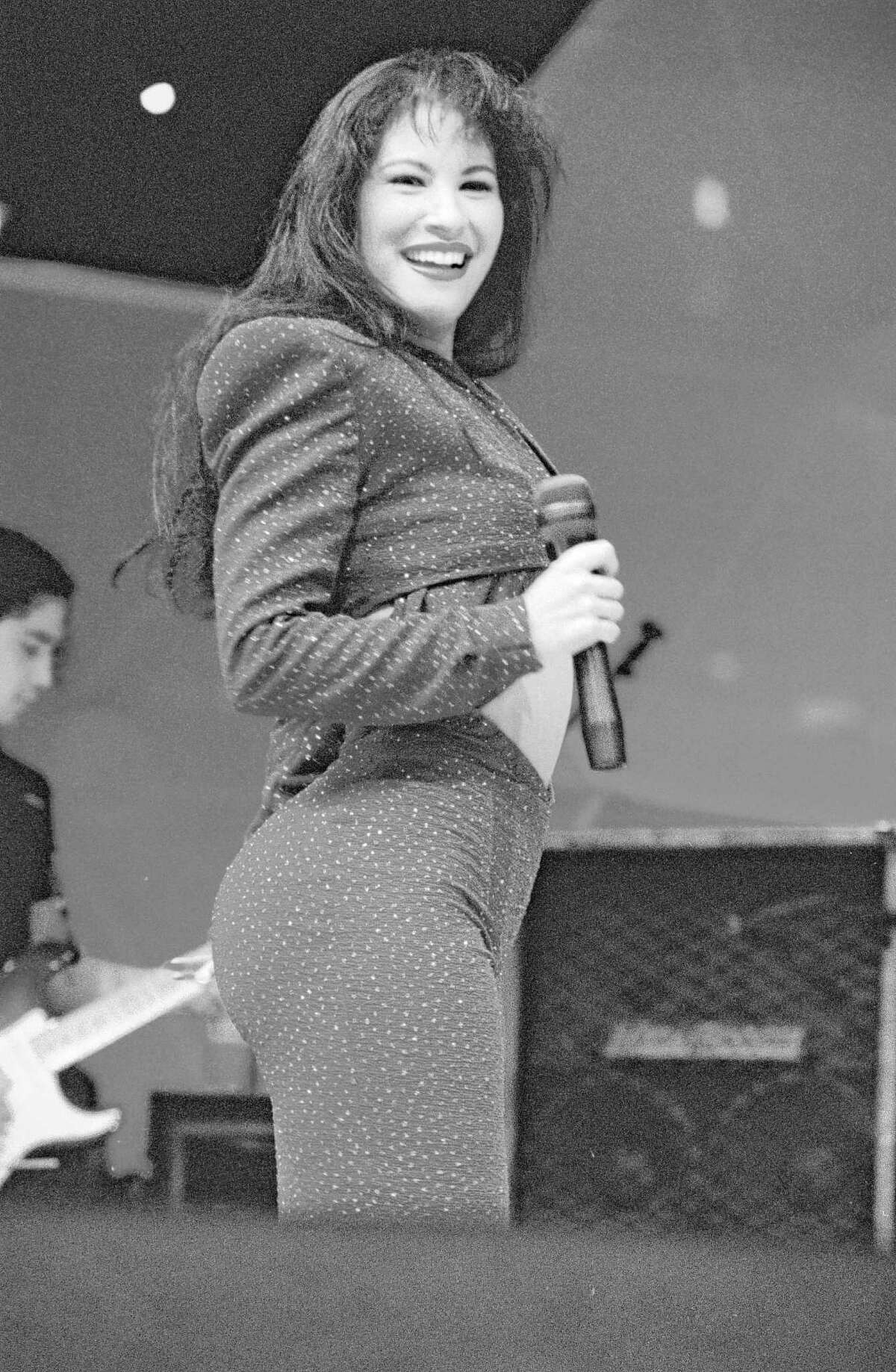 Selena turns in sultry, sensual performance at Dome