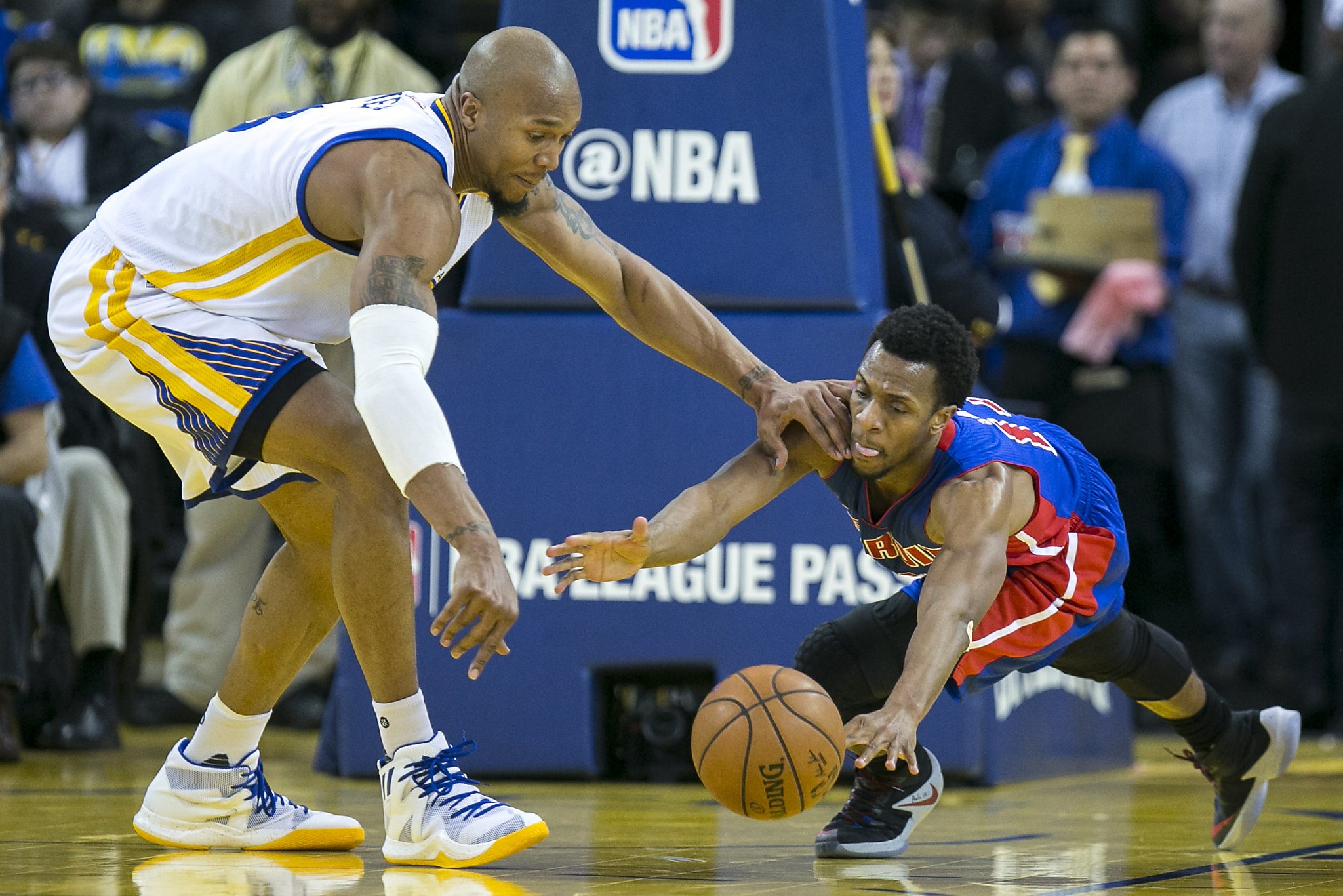 3-point shooting powers Warriors to rout of Pistons
