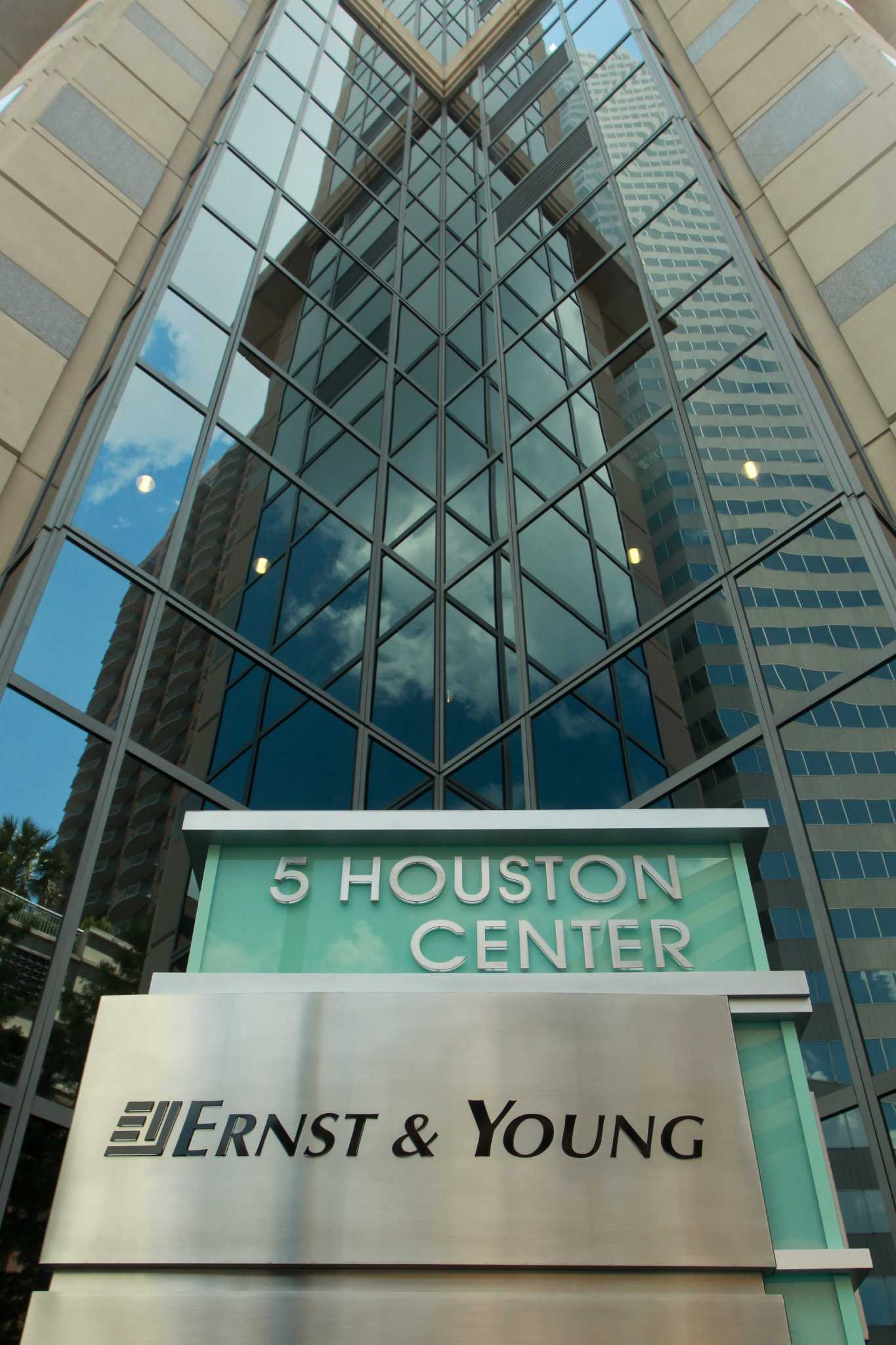 Ernst & Young inks expansion & renewal at 5 Houston Center