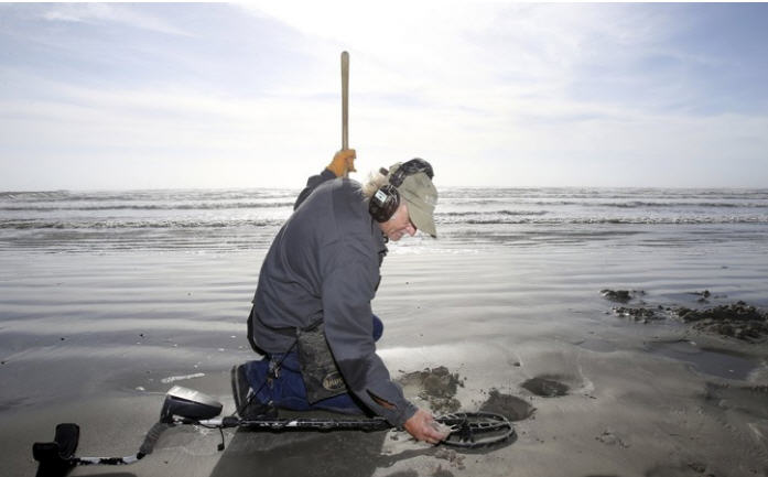 Texas man uses metal detector, makes stunning discovery
