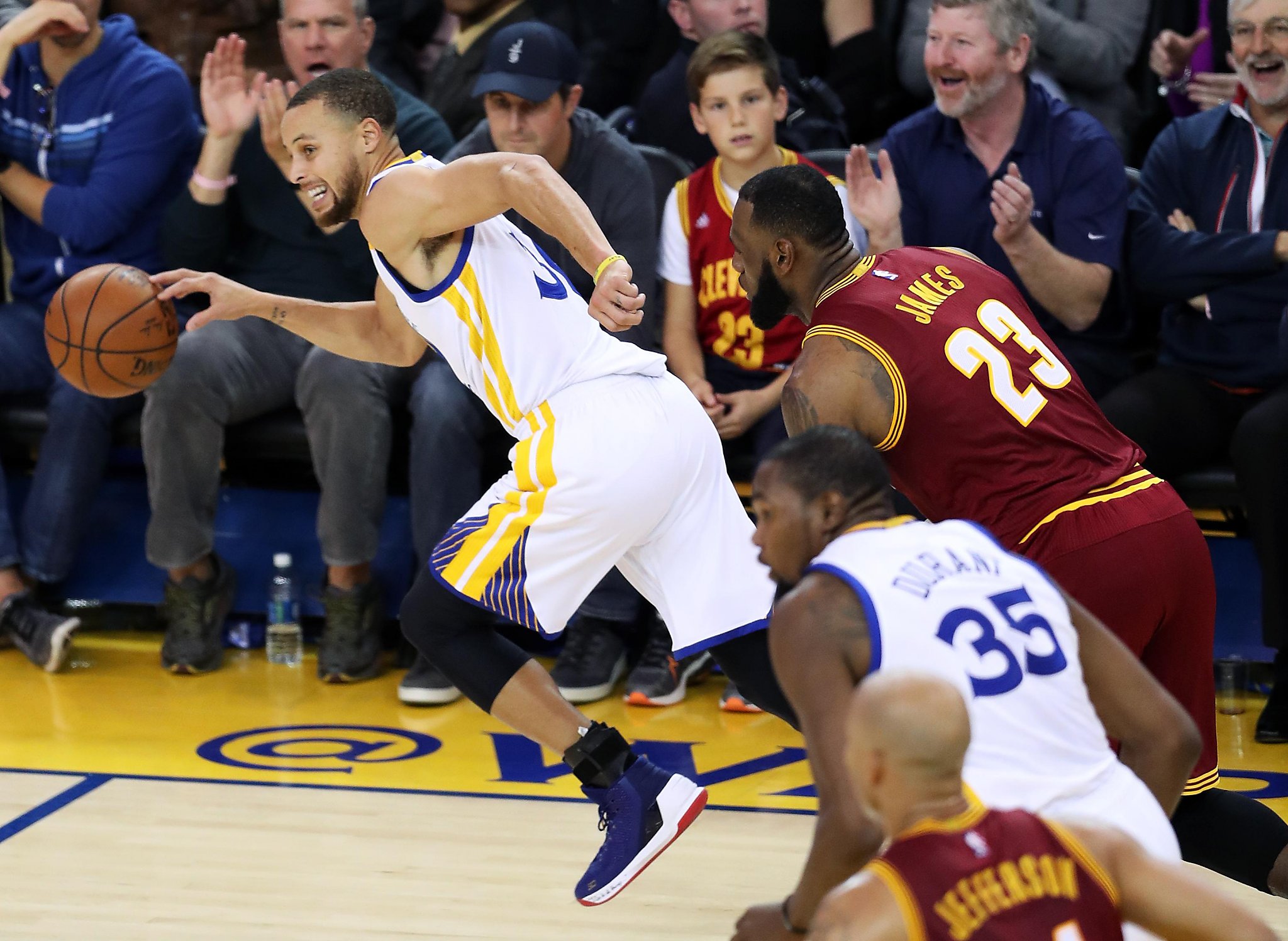 Stephen Curry finds his mojo in Warriors’ blowout of Cavs