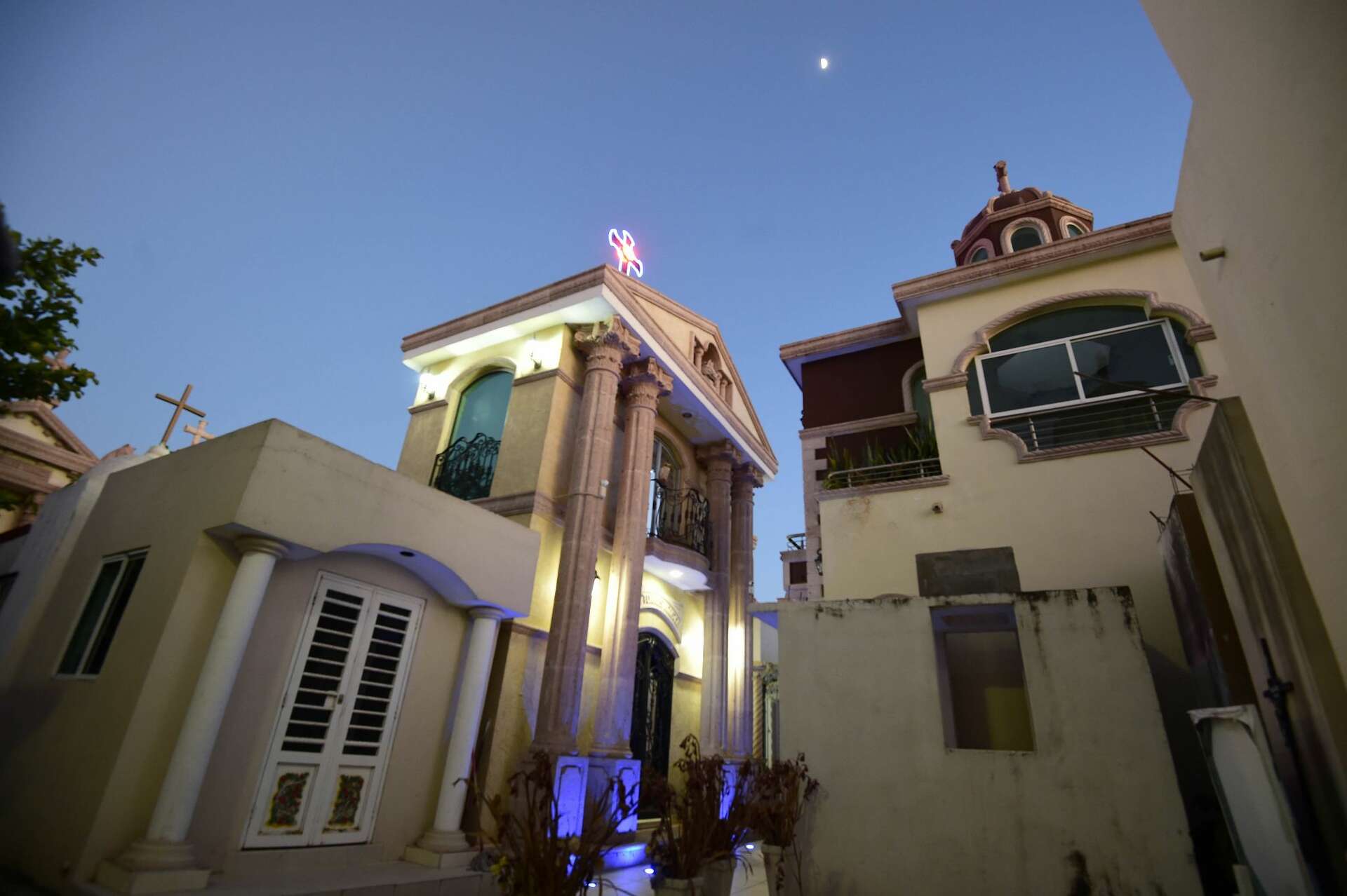 Cartel kingpins, families buried in lavish gravesites in narco cemetery ...