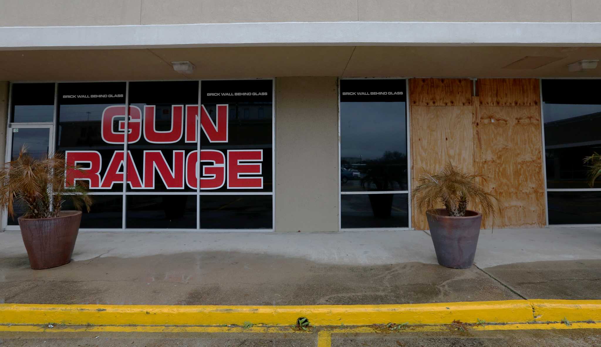 Suspects flee after trading gunfire with W. Houston gun store workers
