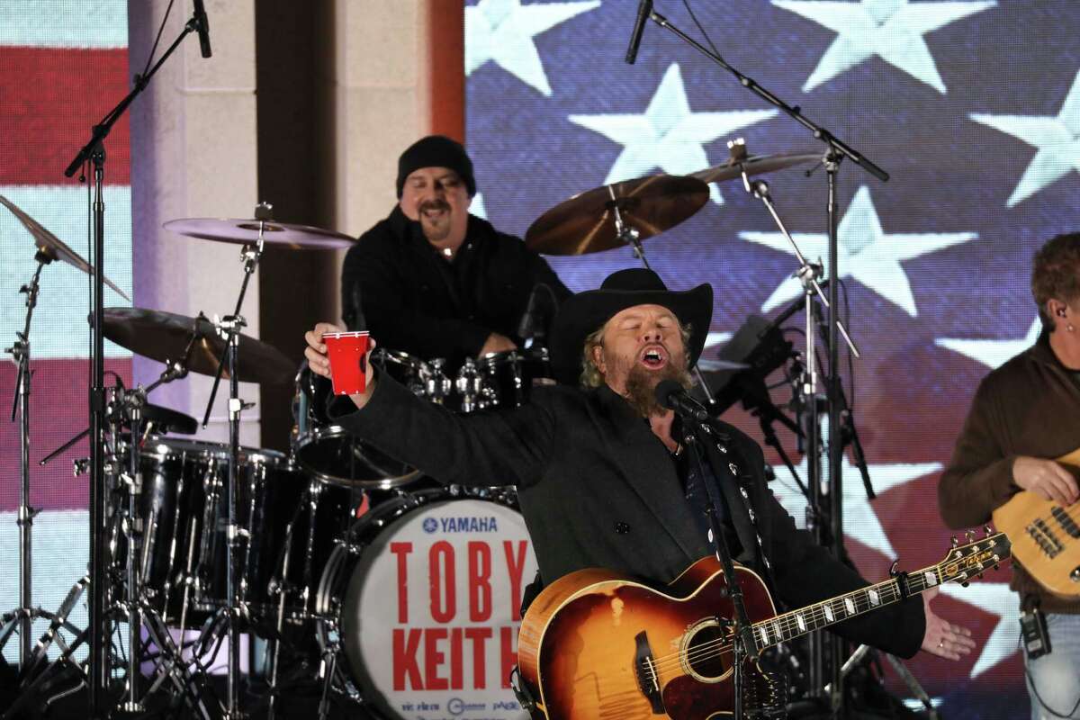 Donald Trump arrives in Washington ahead of inauguration