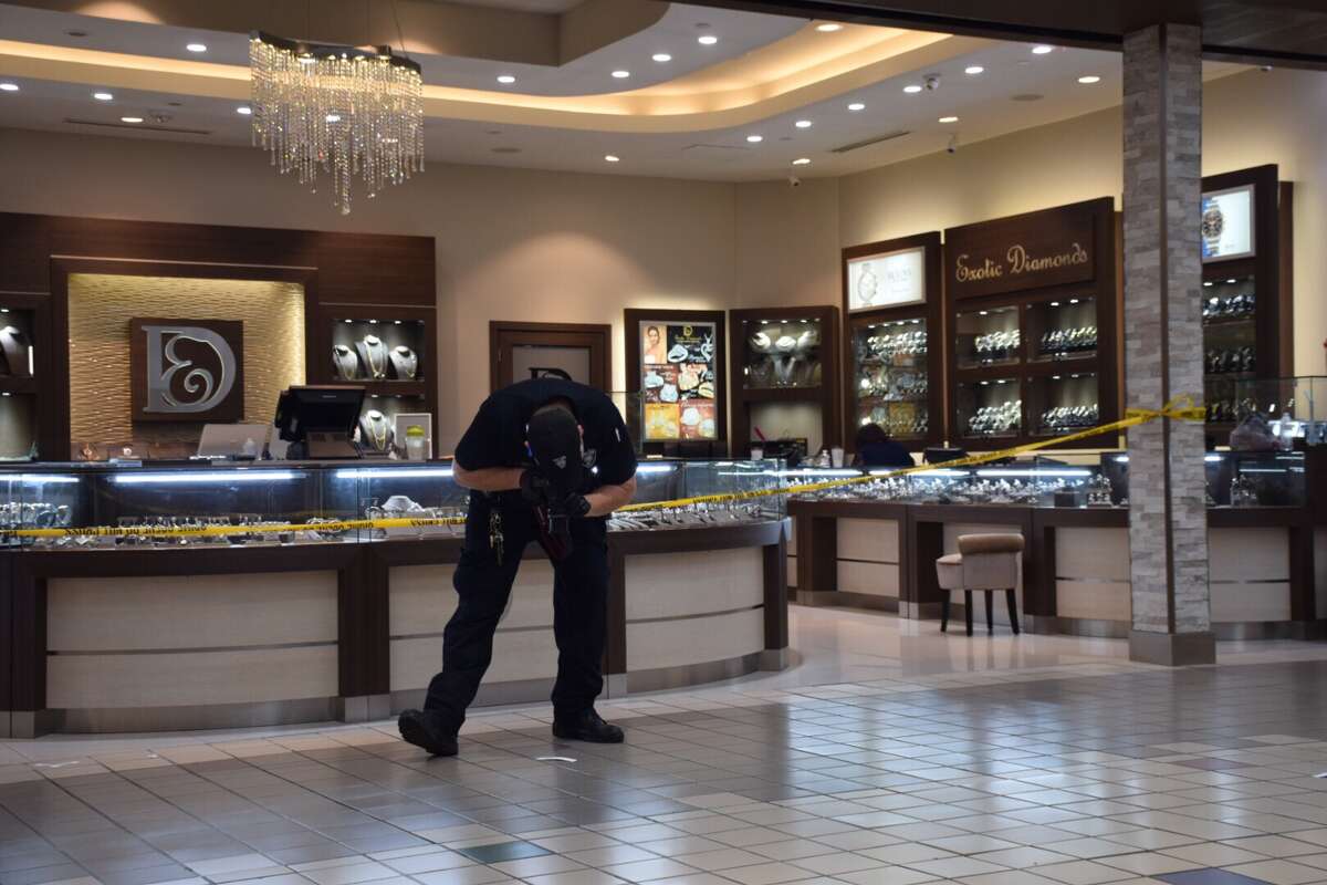Surveillance photos show jewelry store armed robbery suspects at South ...